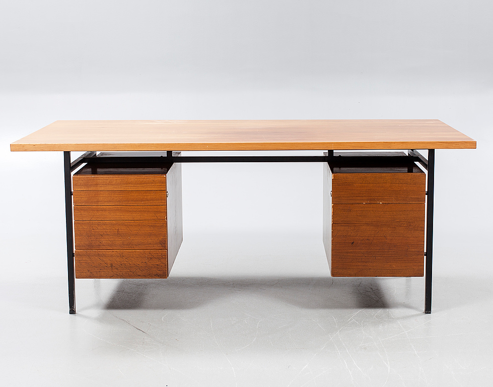 A "578-021" writing desk, designed by Florence Knoll, license made by ...