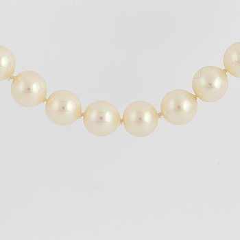 A Christian Dior pearl necklace. - Bukowskis