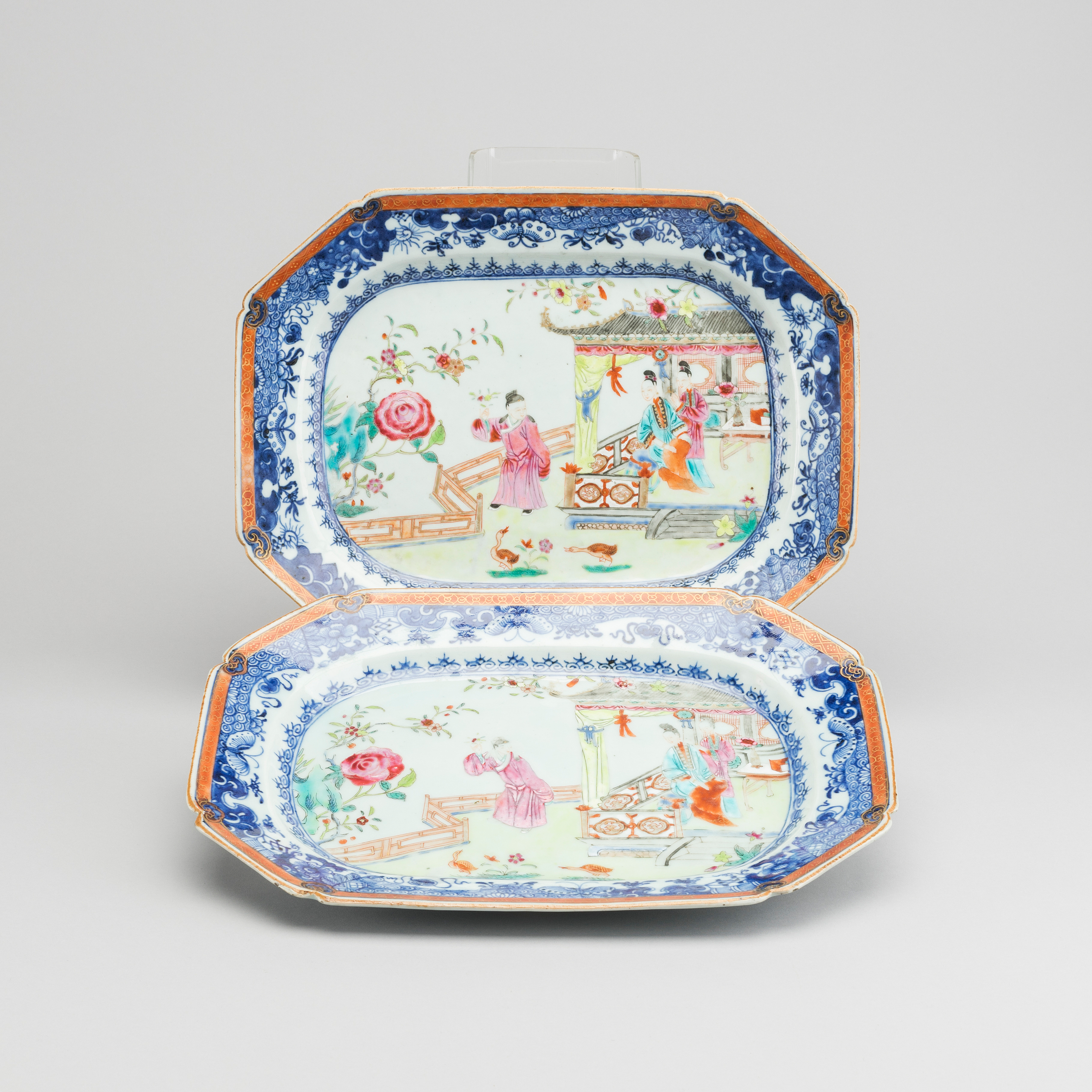 A pair of Chinese Qianlong porcelain serving dishes. - Bukowskis