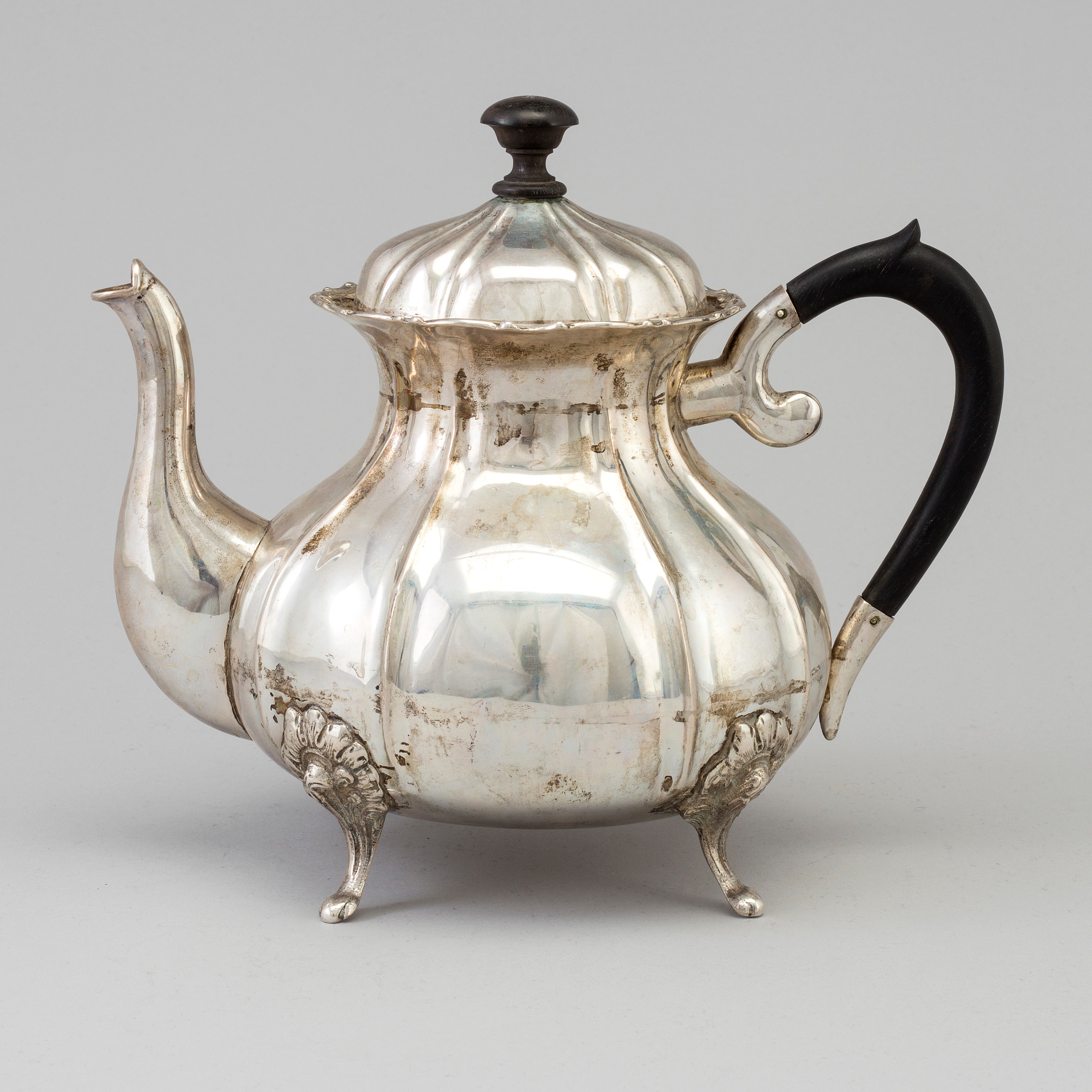 A silver rococo style teapot. - Bukowskis