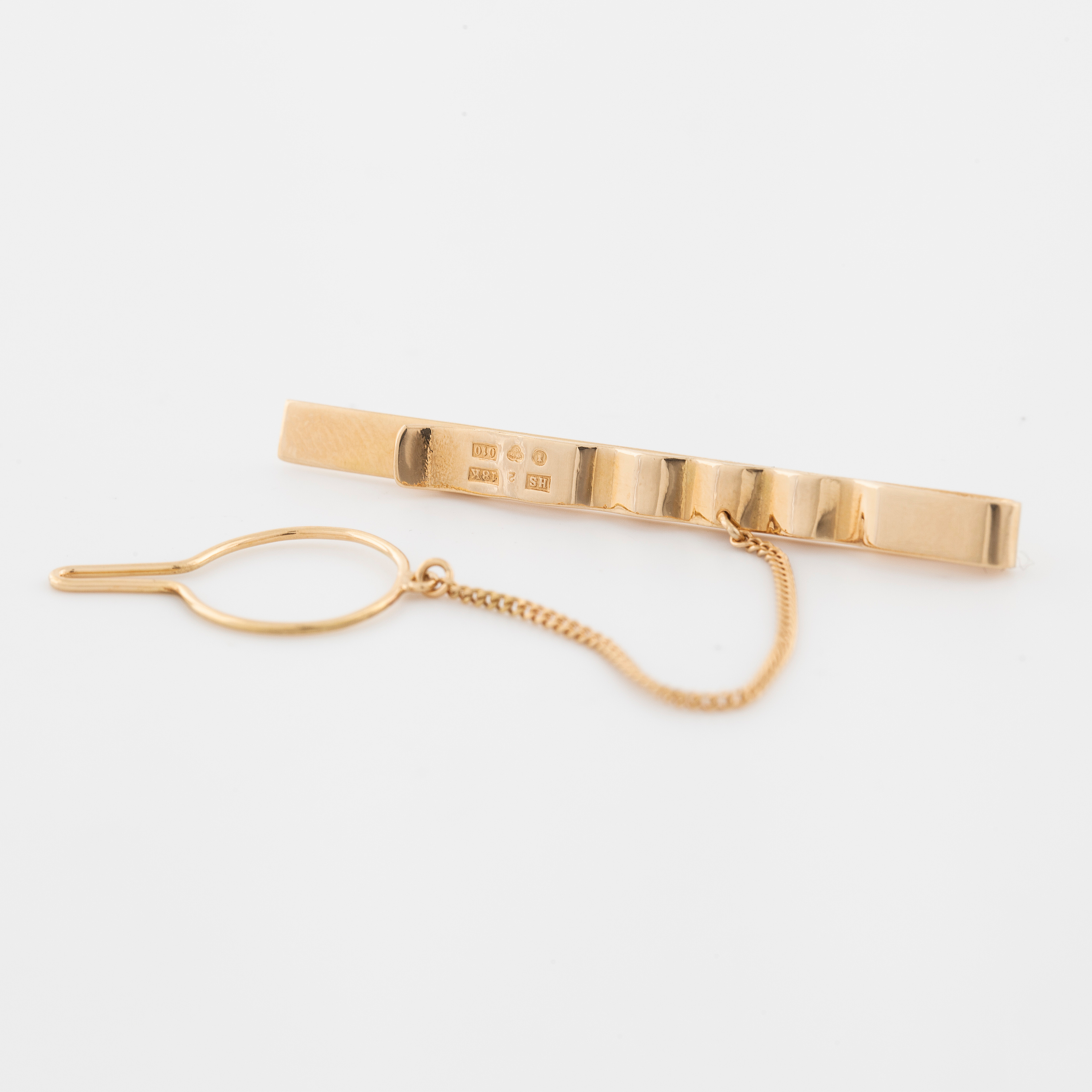 A tie-clip set with two brilliant cut diamonds. - Bukowskis