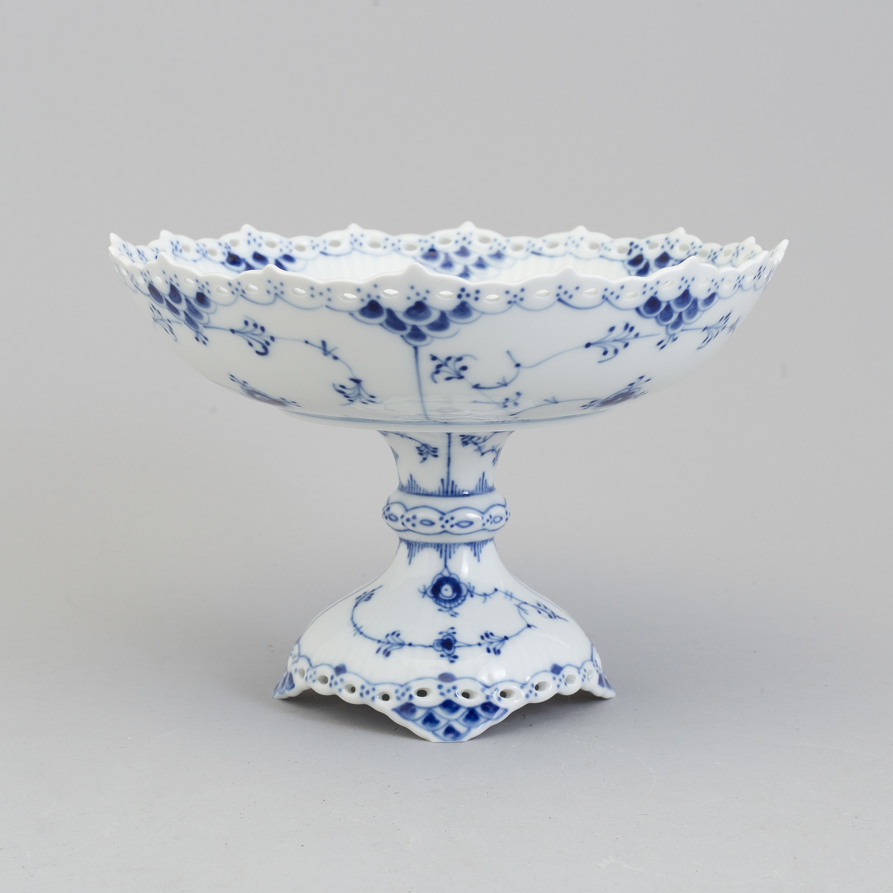 A porcelain 'Musselmalet' bowl by Royal Copenhagen. - Bukowskis