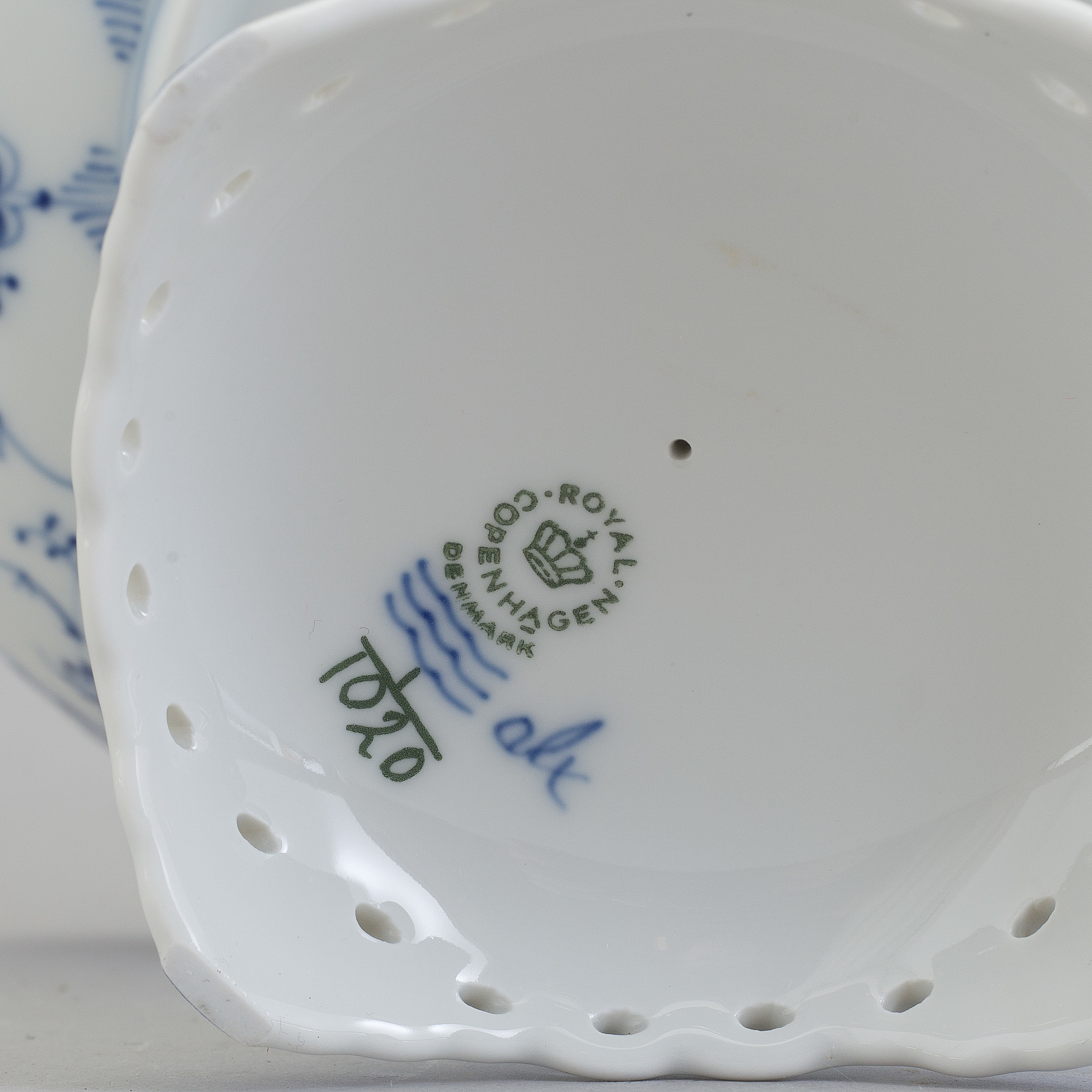 A porcelain 'Musselmalet' bowl by Royal Copenhagen. - Bukowskis