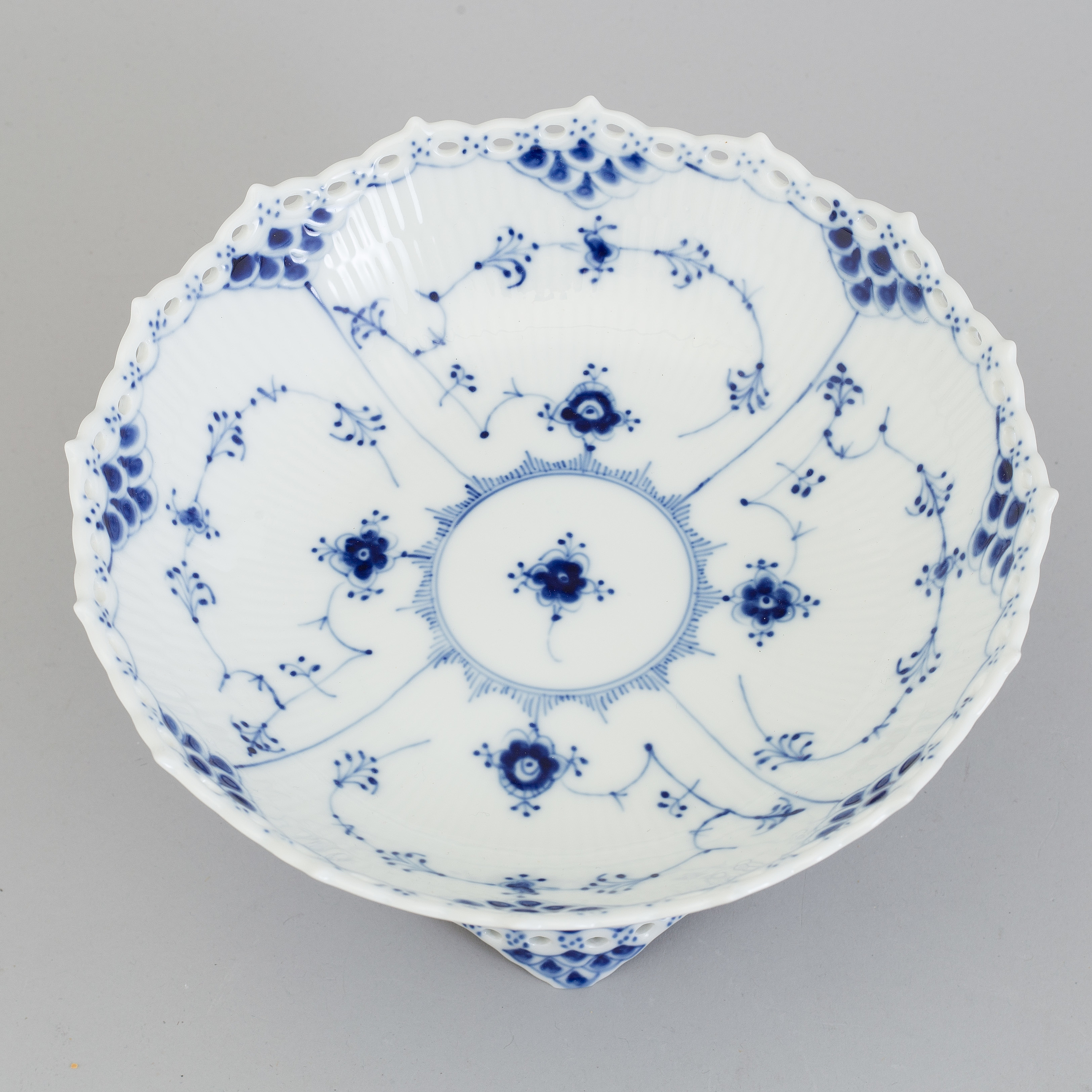 A porcelain 'Musselmalet' bowl by Royal Copenhagen. - Bukowskis