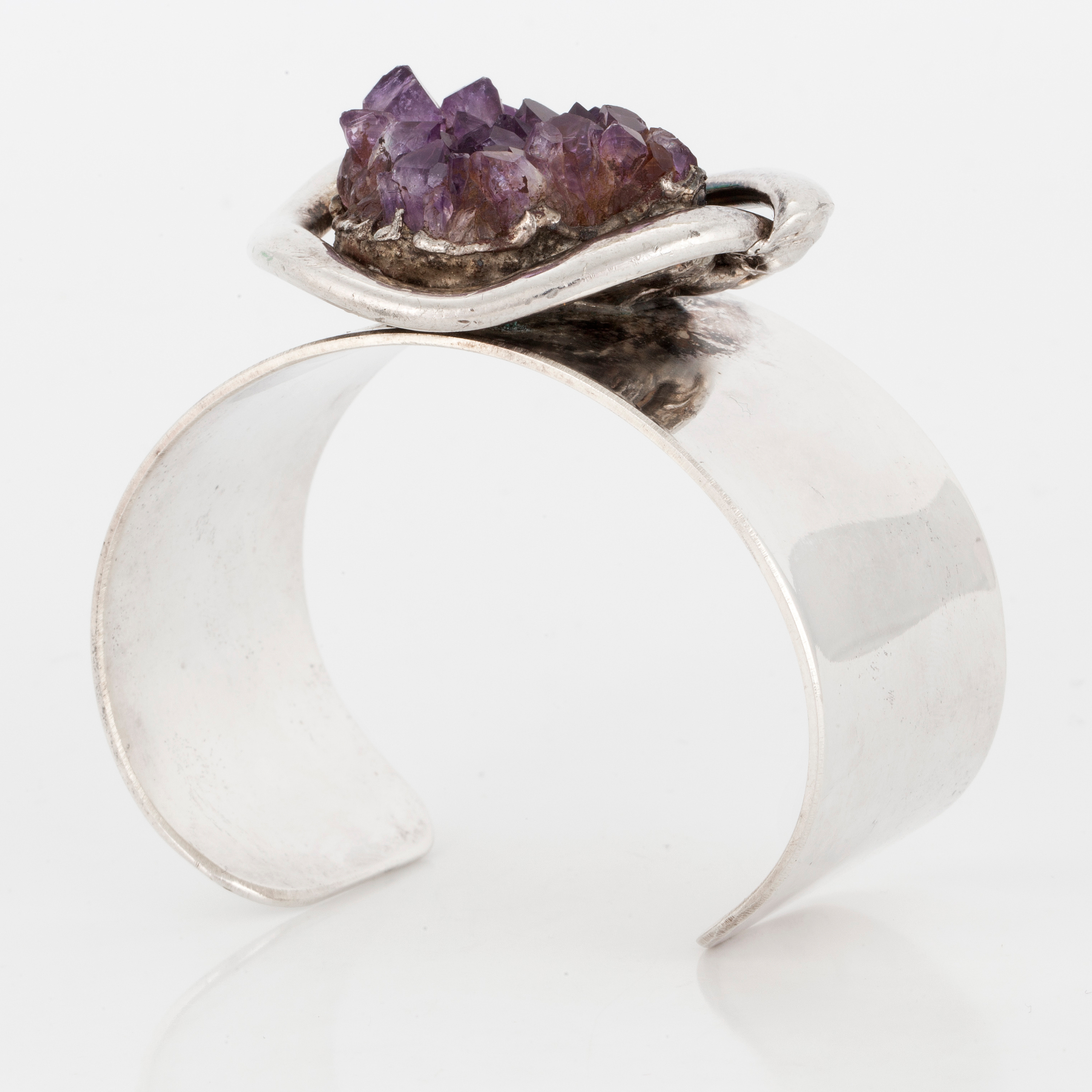BANGLE, silver with amethyst crystals. - Bukowskis