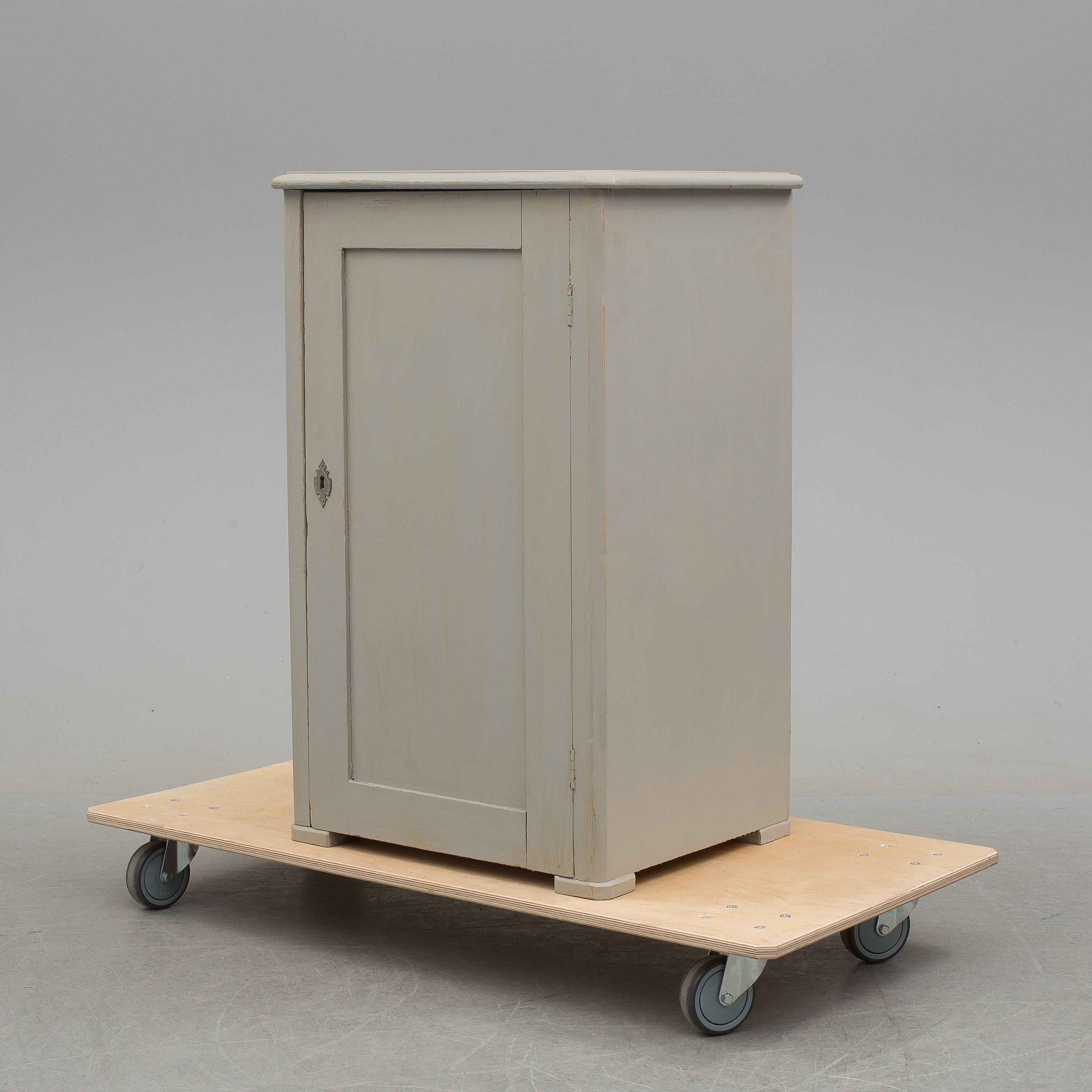 A cabinet from the second half of the 29th century. - Bukowskis