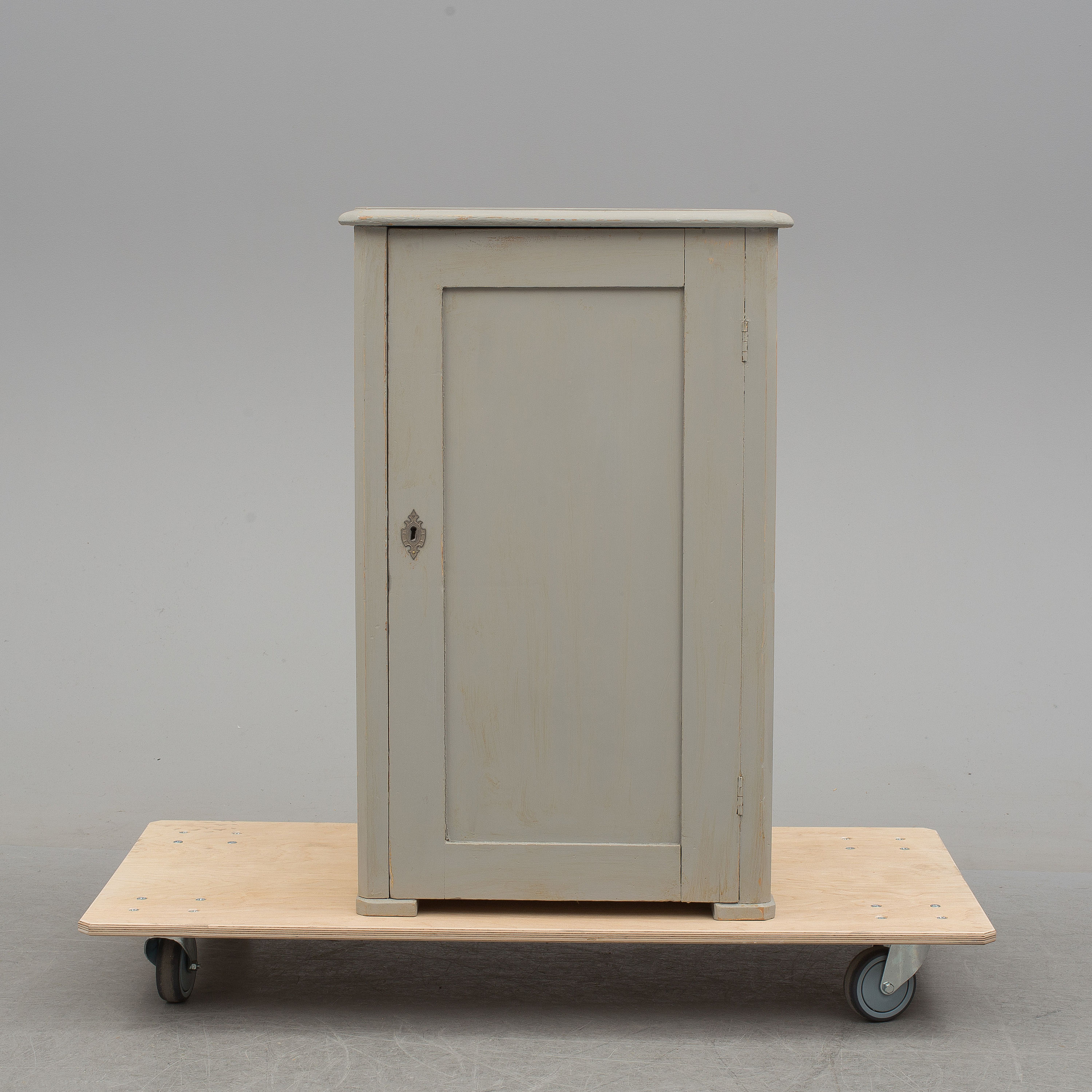 A cabinet from the second half of the 29th century. - Bukowskis