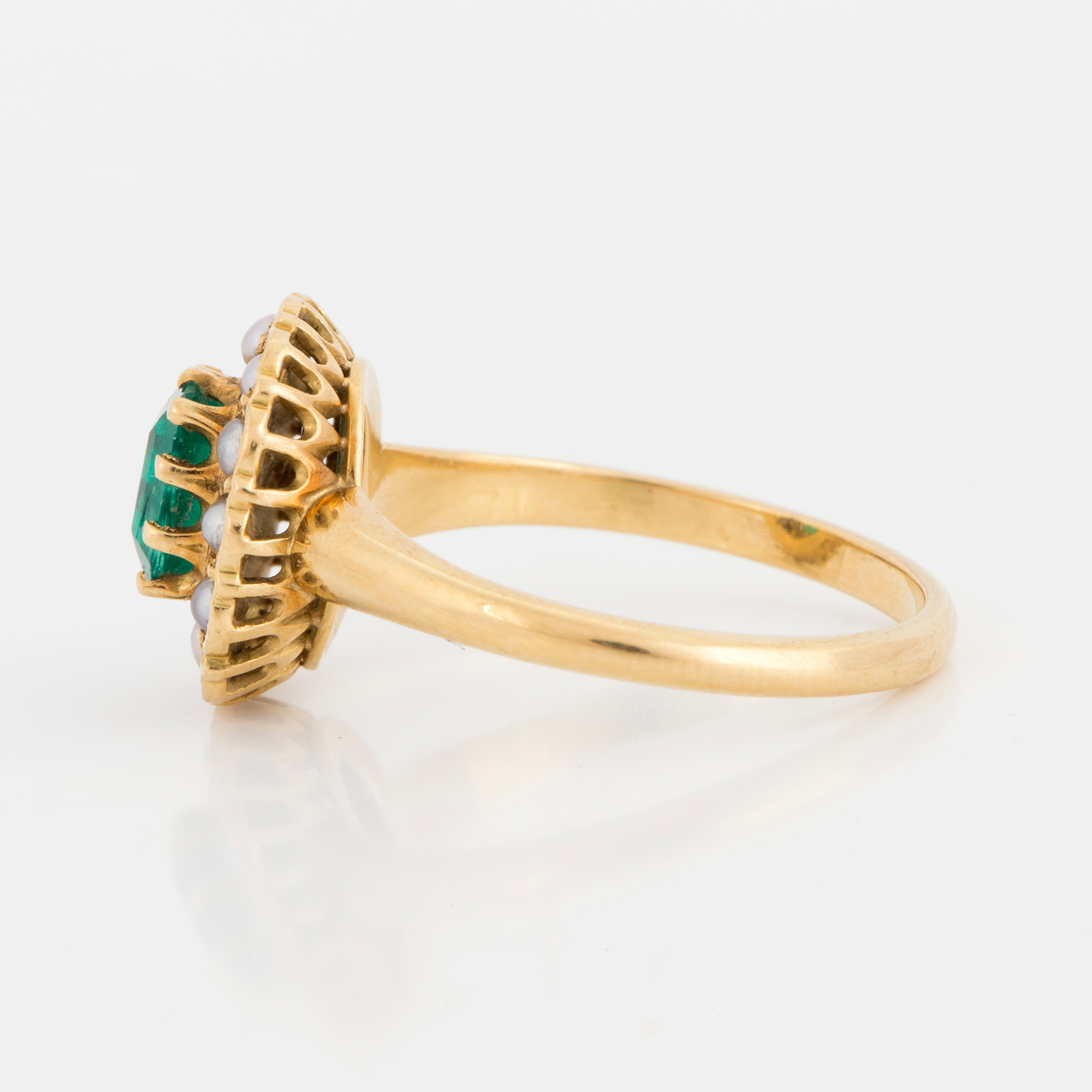 RING, 18K guld med en smaragd och små pärlor. - Bukowskis