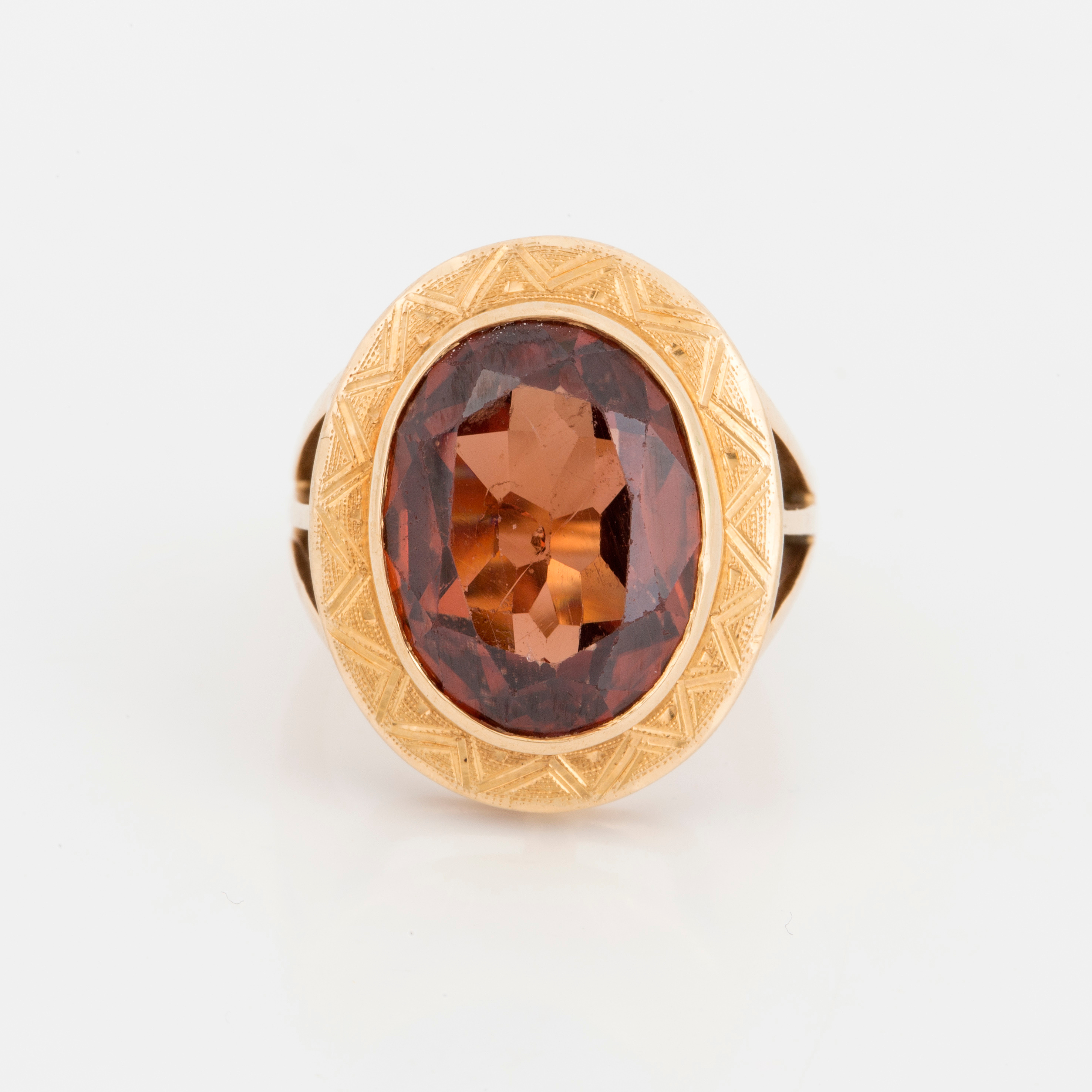 A ring with a faceted brown stone. - Bukowskis