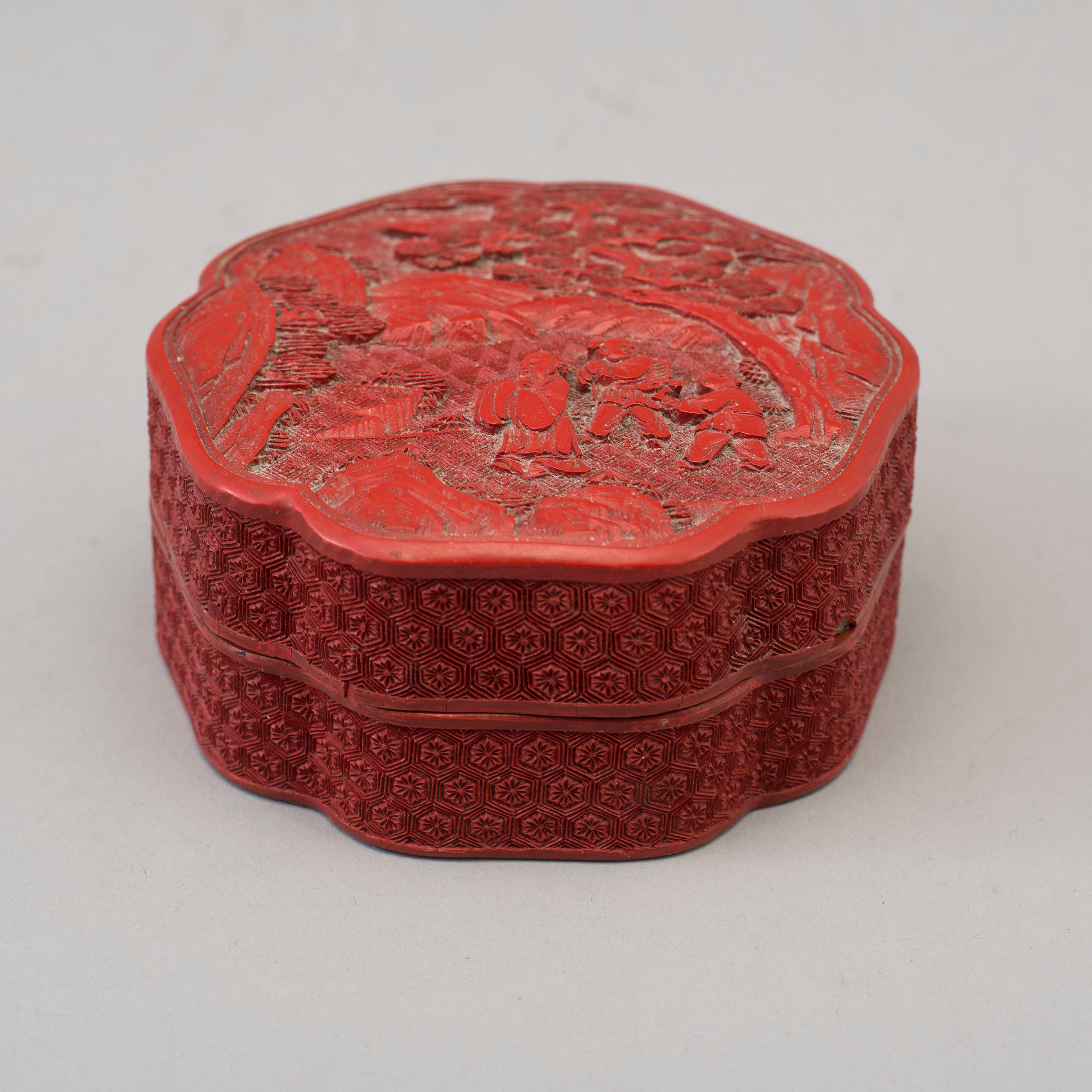 A Chinese red lacquered box with cover, circa 1900. - Bukowskis