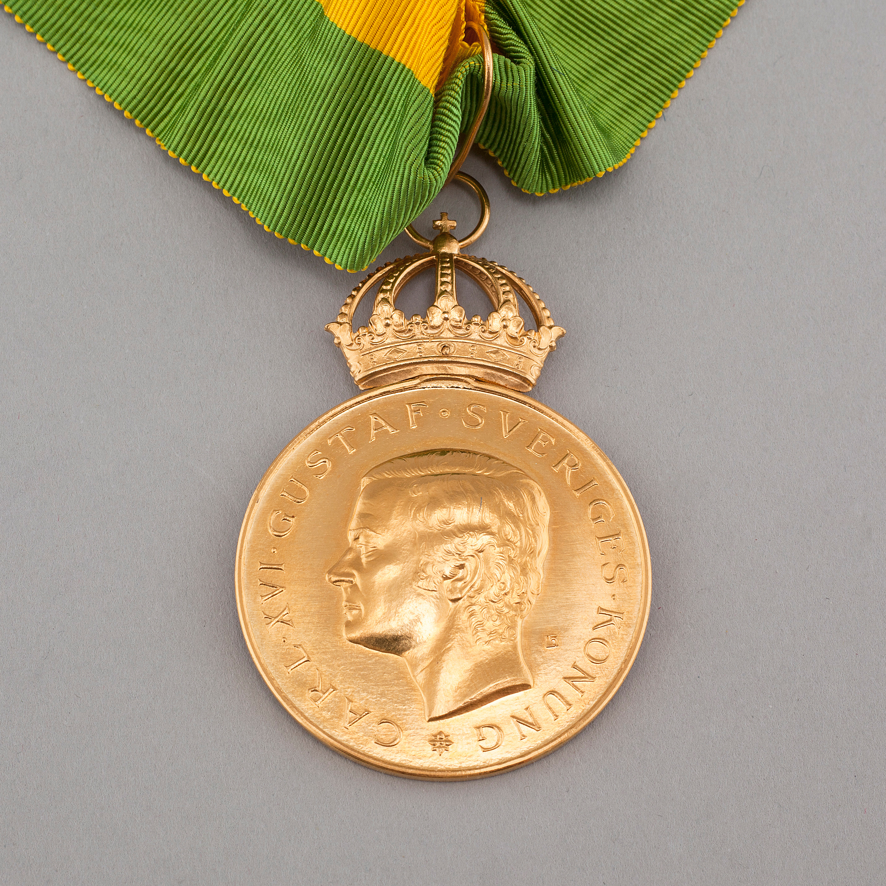 GULDMEDALJ, 18K, från Kungliga Patriotiska Sällskapet, 1984. - Bukowskis