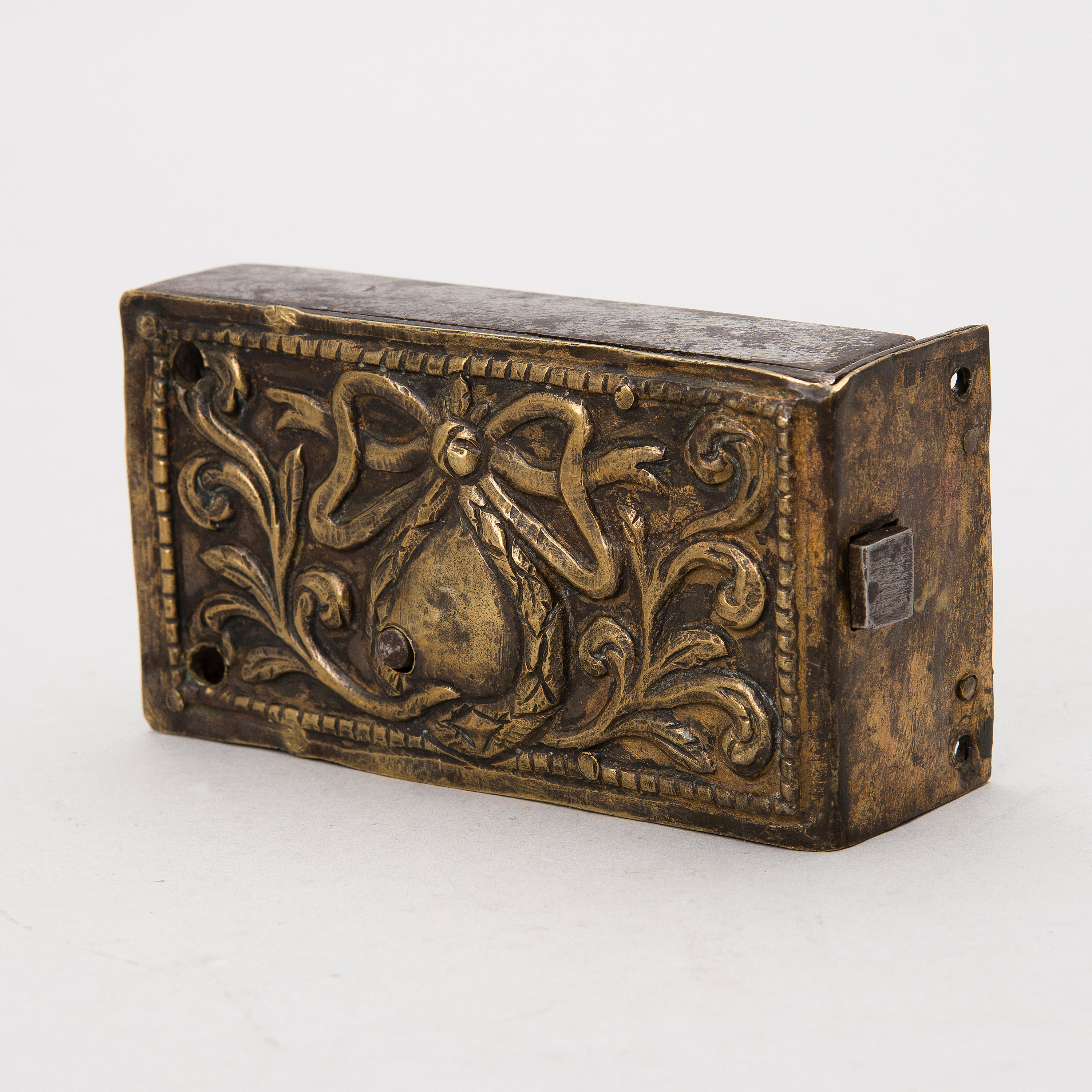 AN 18TH CENTURY DOOR LOCK, gustavian style. - Bukowskis