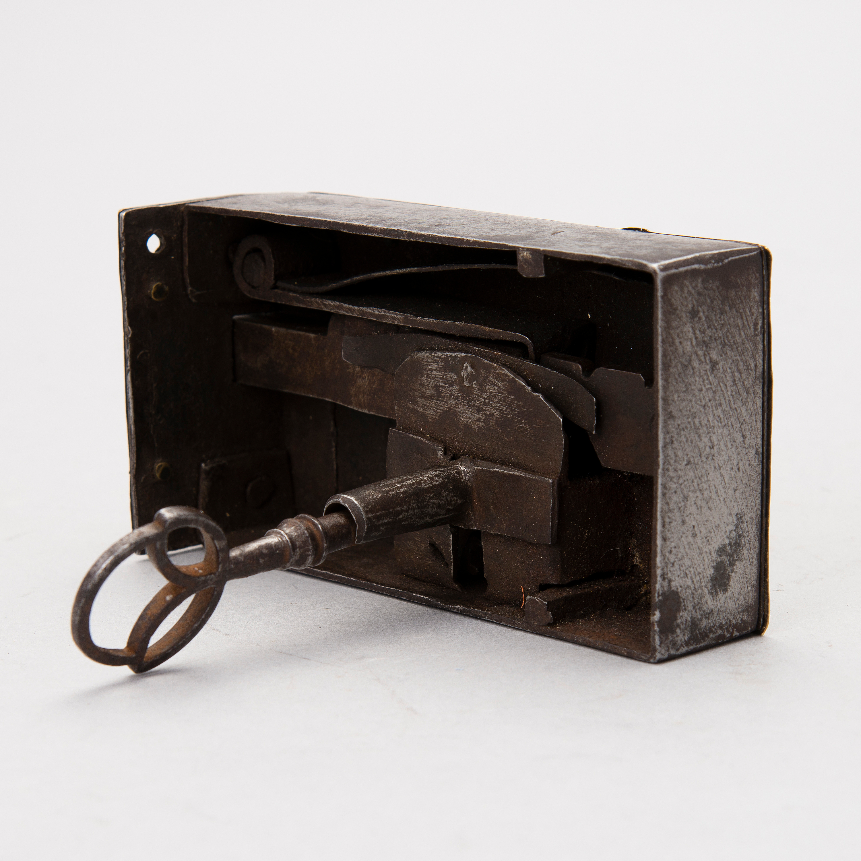 AN 18TH CENTURY DOOR LOCK, gustavian style. - Bukowskis