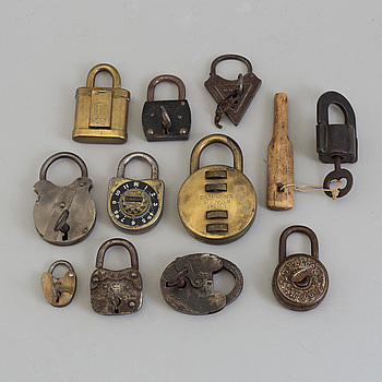 A COLLECTION OF ELEVEN DIFFERENT HANGING LOCKS, 19th/20th century ...