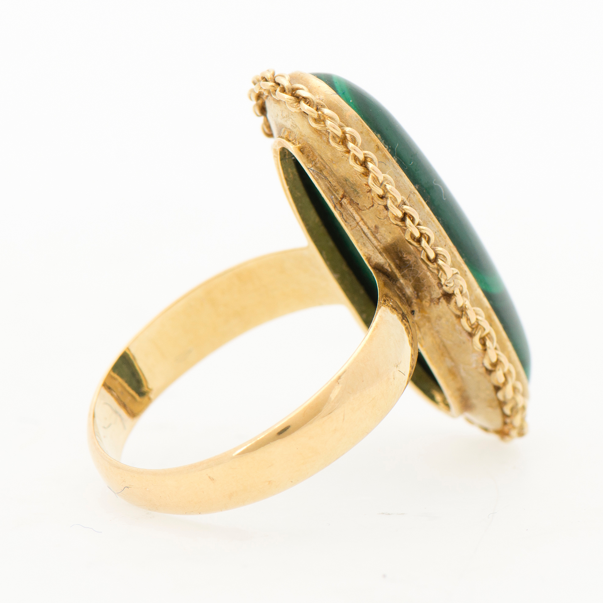 A RING, cabochon cut malachite, 18K gold. - Bukowskis