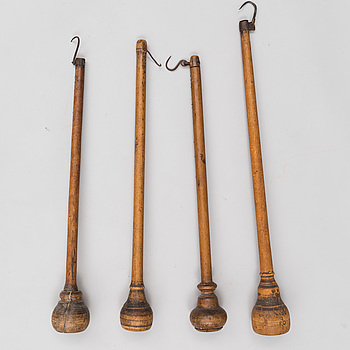 BESMAN, fyra st, trä, 1700-/1800-tal. - Bukowskis