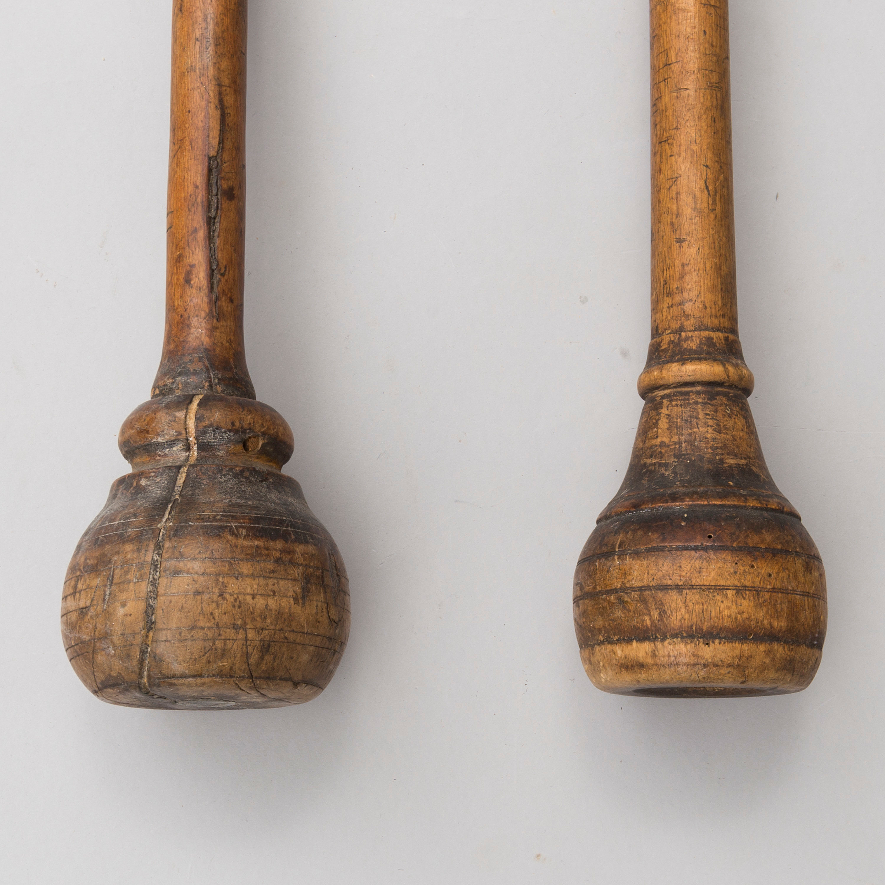 BESMAN, fyra st, trä, 1700-/1800-tal. - Bukowskis