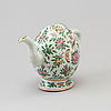 A Chinese cadogan tea pot, Canton, Qing dynasty, 19th Century. - Bukowskis