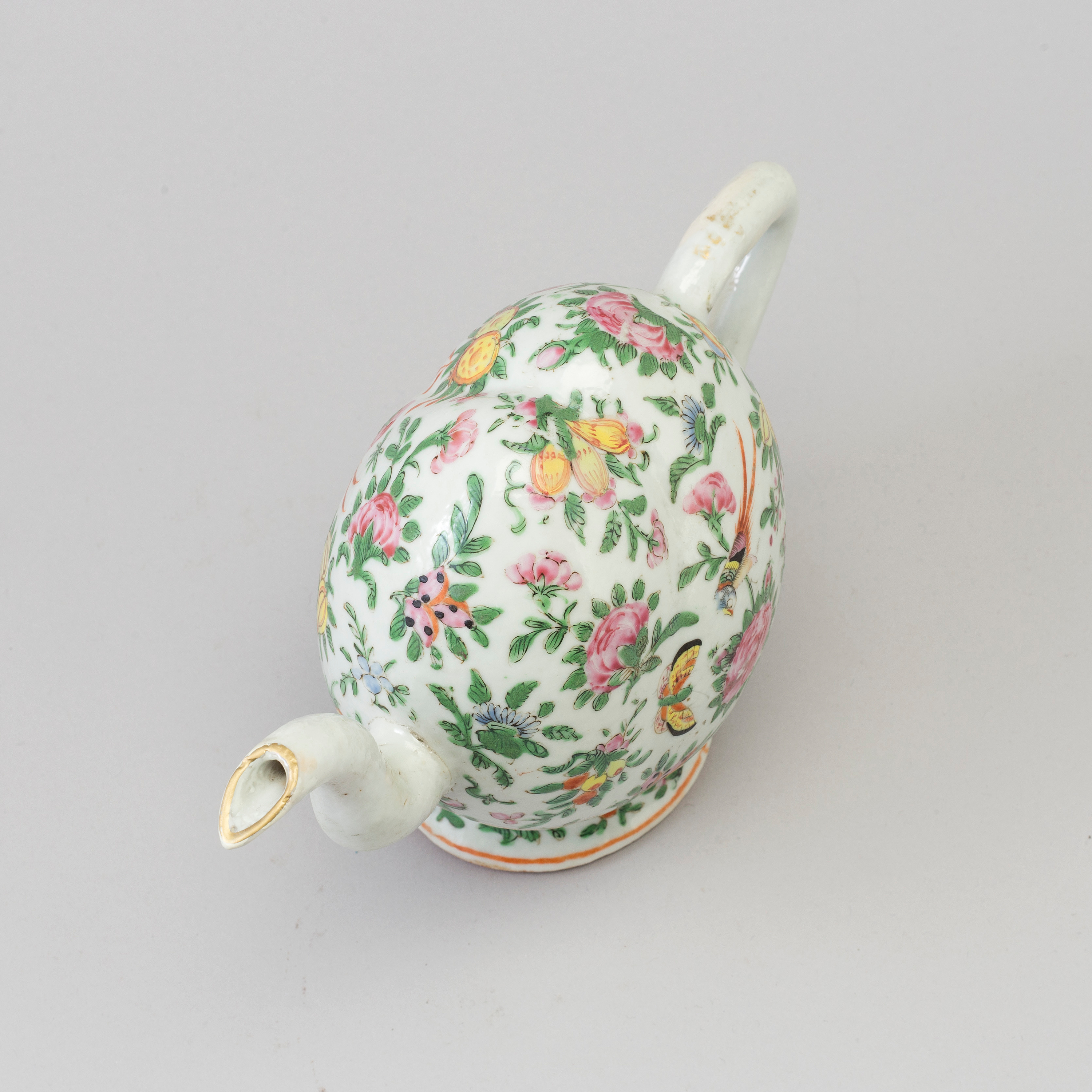 A Chinese cadogan tea pot, Canton, Qing dynasty, 19th Century. - Bukowskis