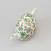 A Chinese cadogan tea pot, Canton, Qing dynasty, 19th Century. - Bukowskis