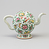 A Chinese cadogan tea pot, Canton, Qing dynasty, 19th Century. - Bukowskis