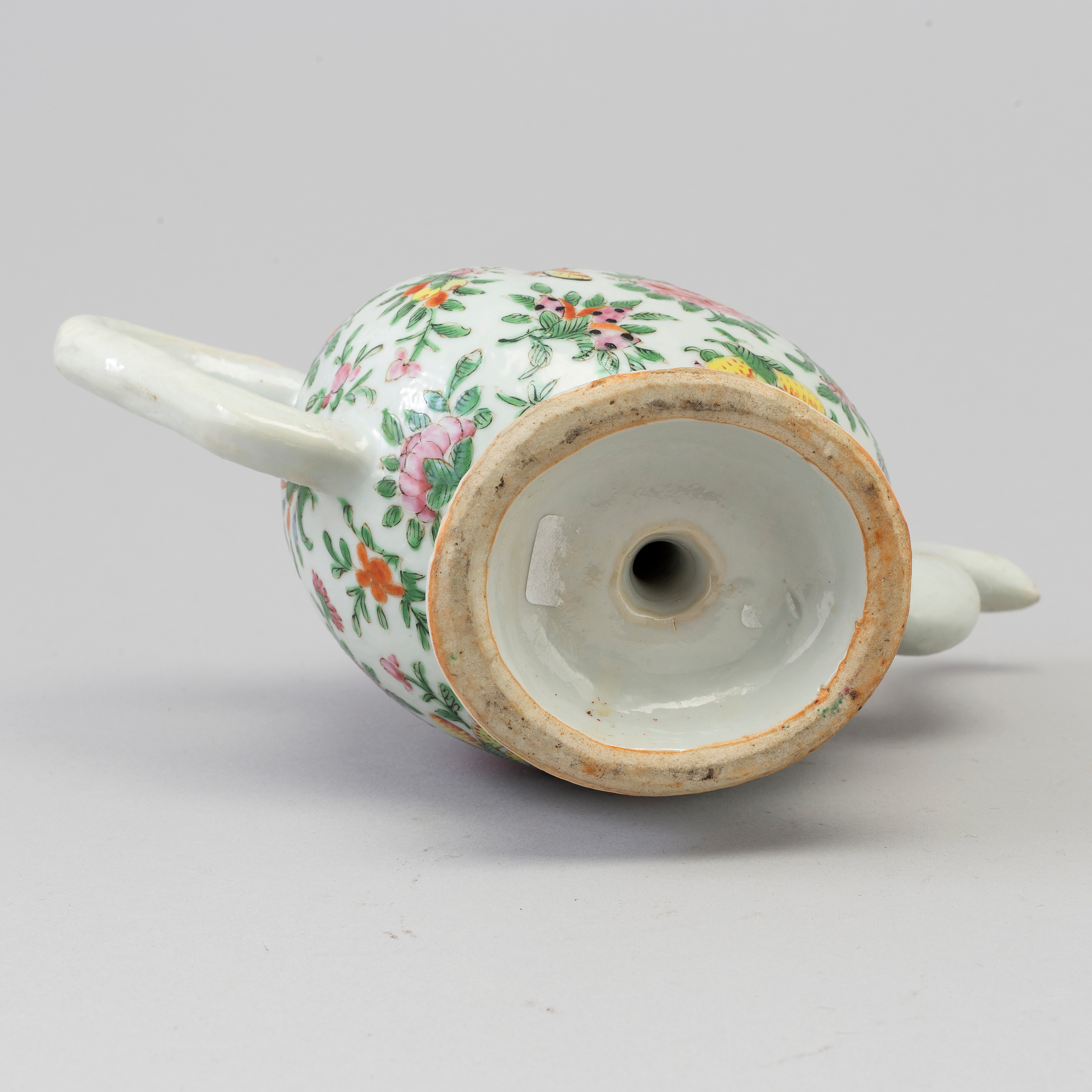 A Chinese cadogan tea pot, Canton, Qing dynasty, 19th Century. - Bukowskis