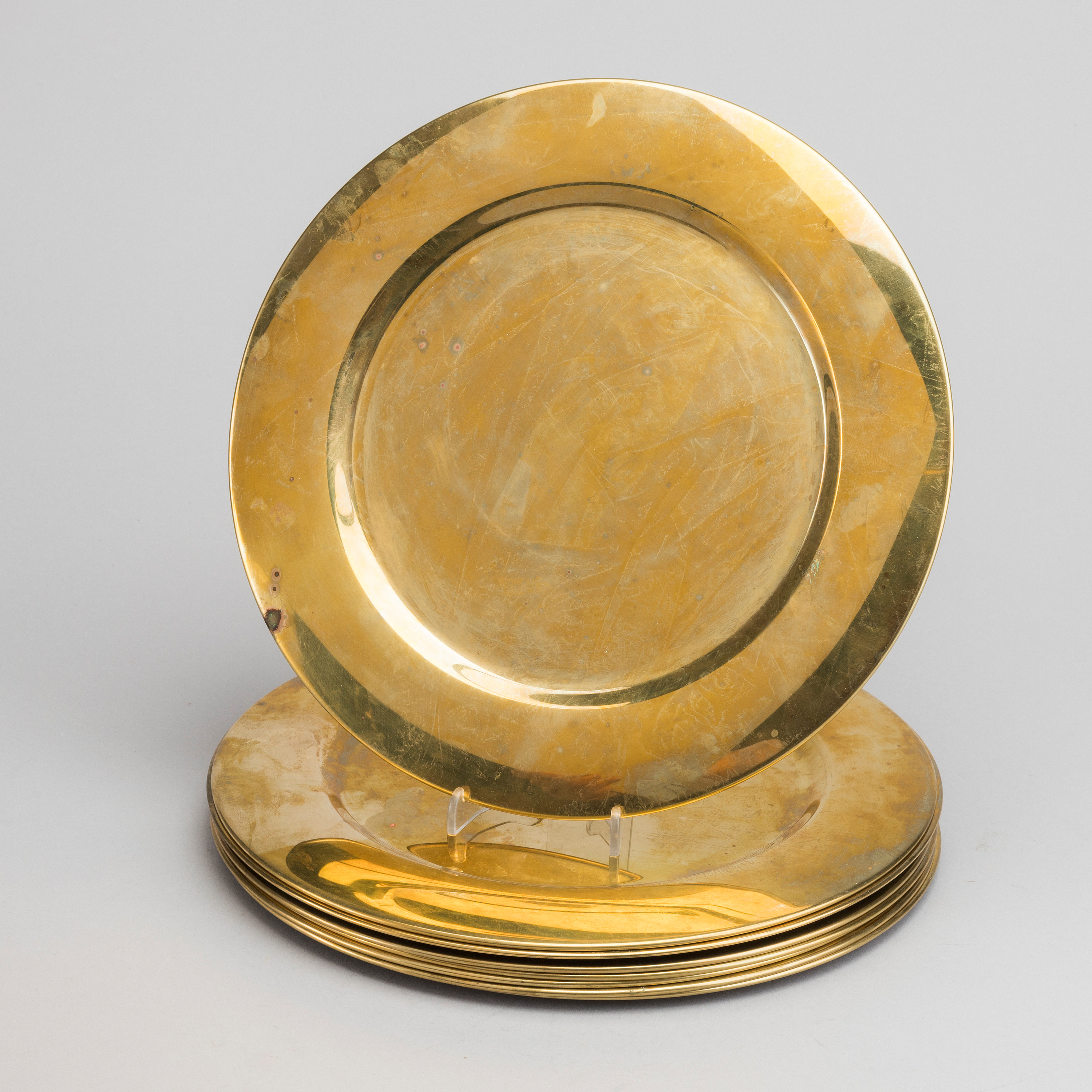 8 brass dishes. - Bukowskis