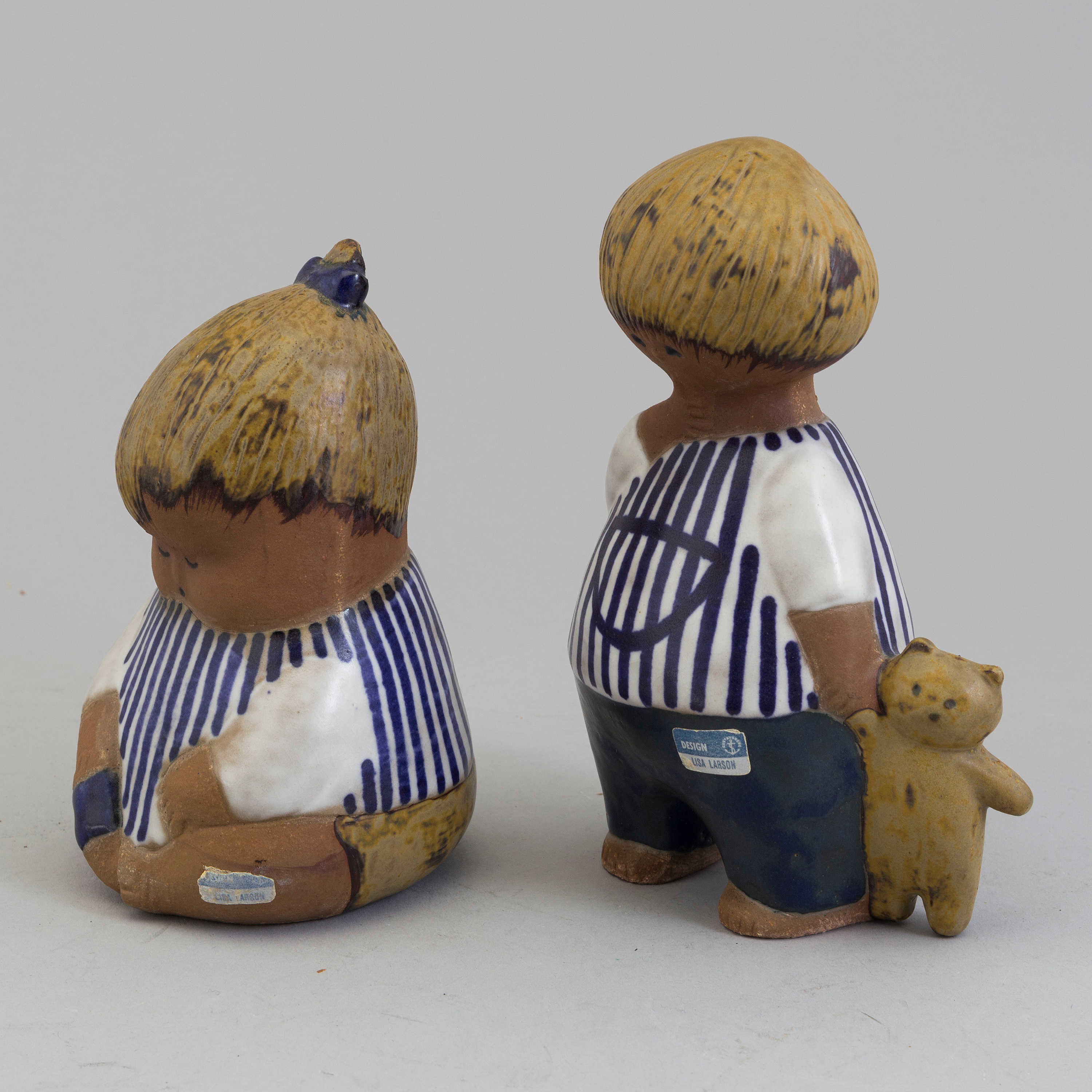 LISA LARSON, figurer, 2 st, stengods, "Malin" och "Johanna", Gustavsberg. - Bukowskis