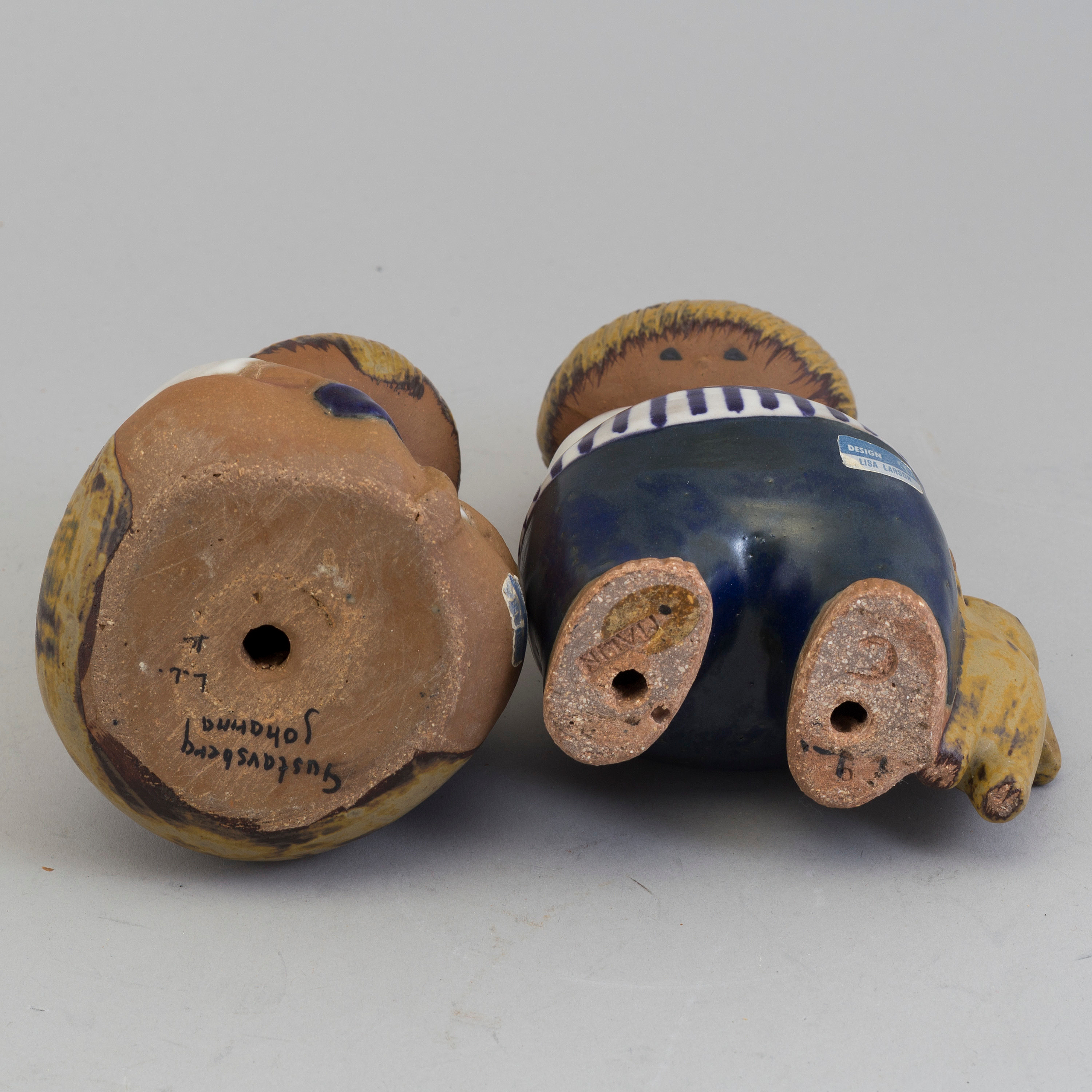 LISA LARSON, figurer, 2 st, stengods, "Malin" och "Johanna", Gustavsberg. - Bukowskis