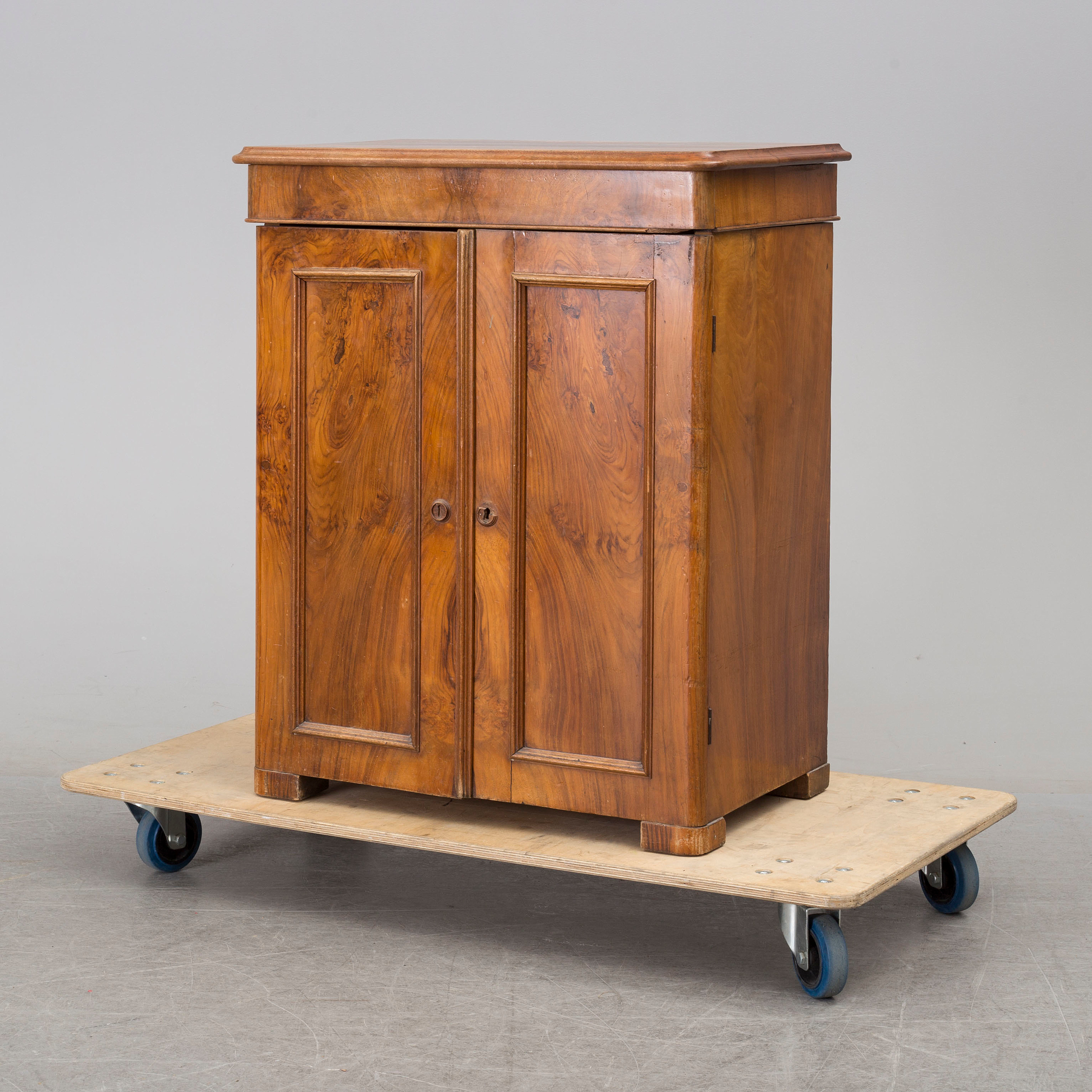 An 1890's cabinet. - Bukowskis