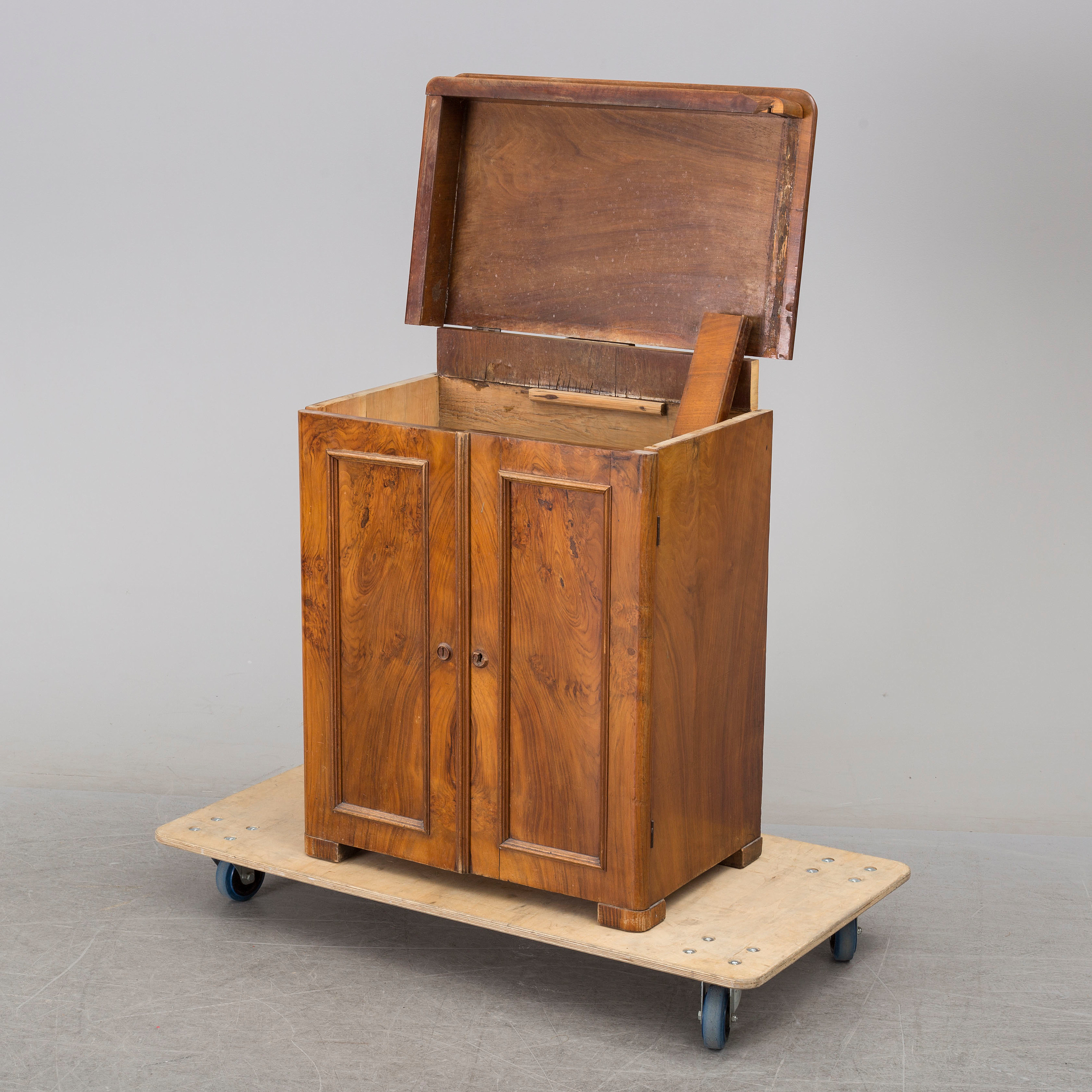 An 1890's cabinet. - Bukowskis