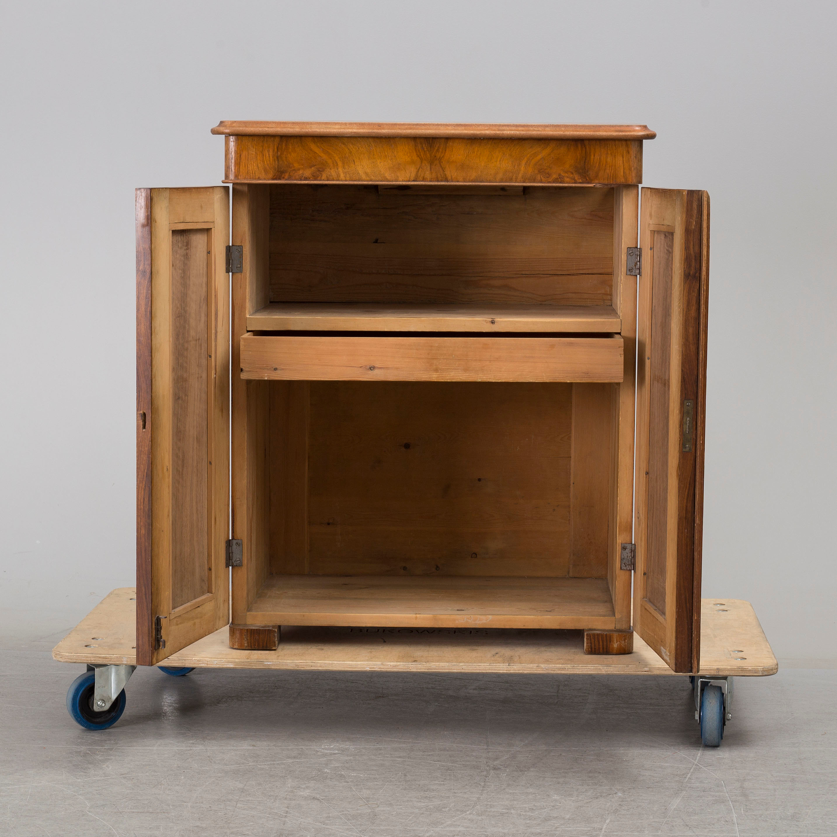 An 1890's cabinet. - Bukowskis