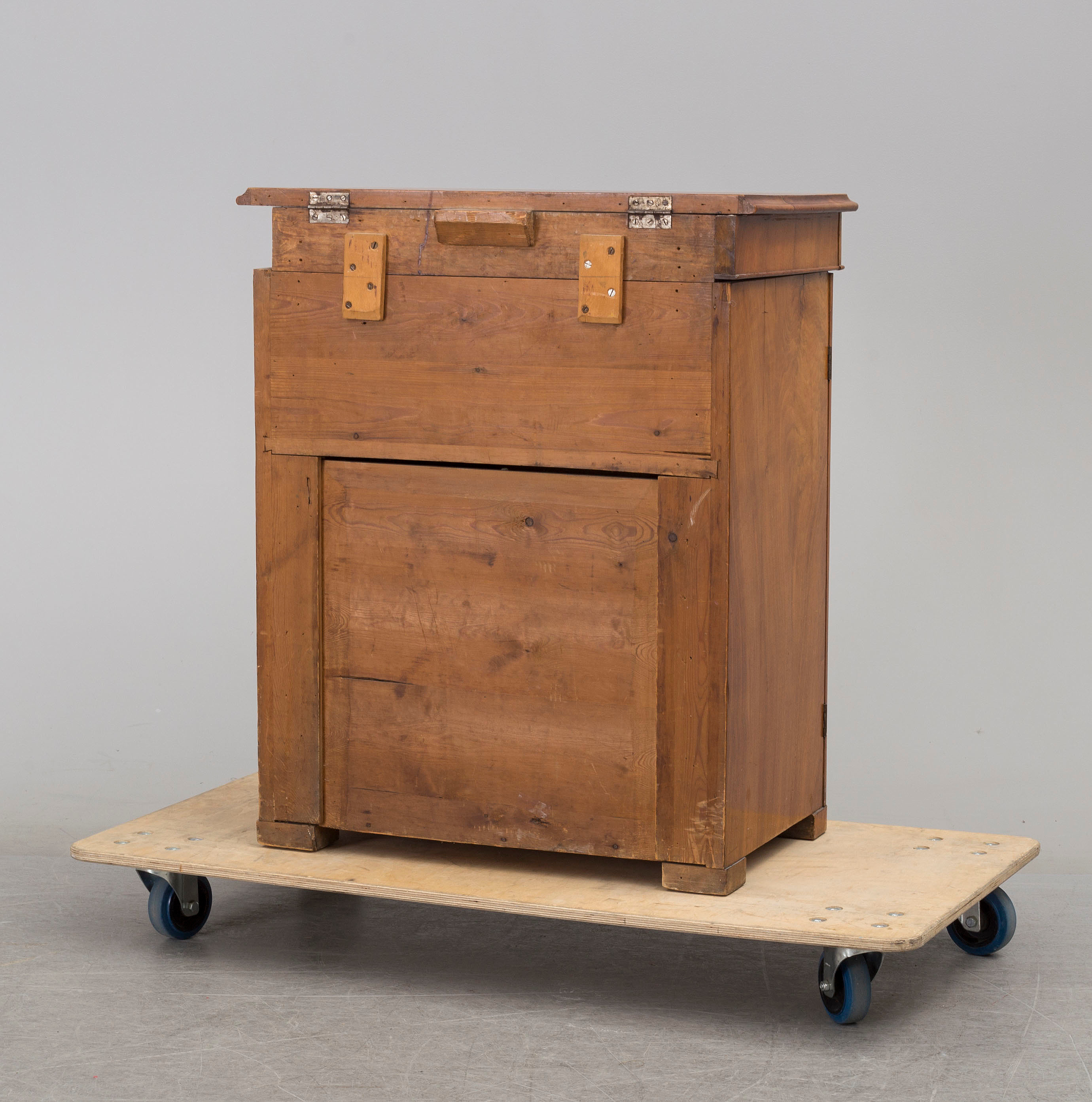 An 1890's cabinet. - Bukowskis