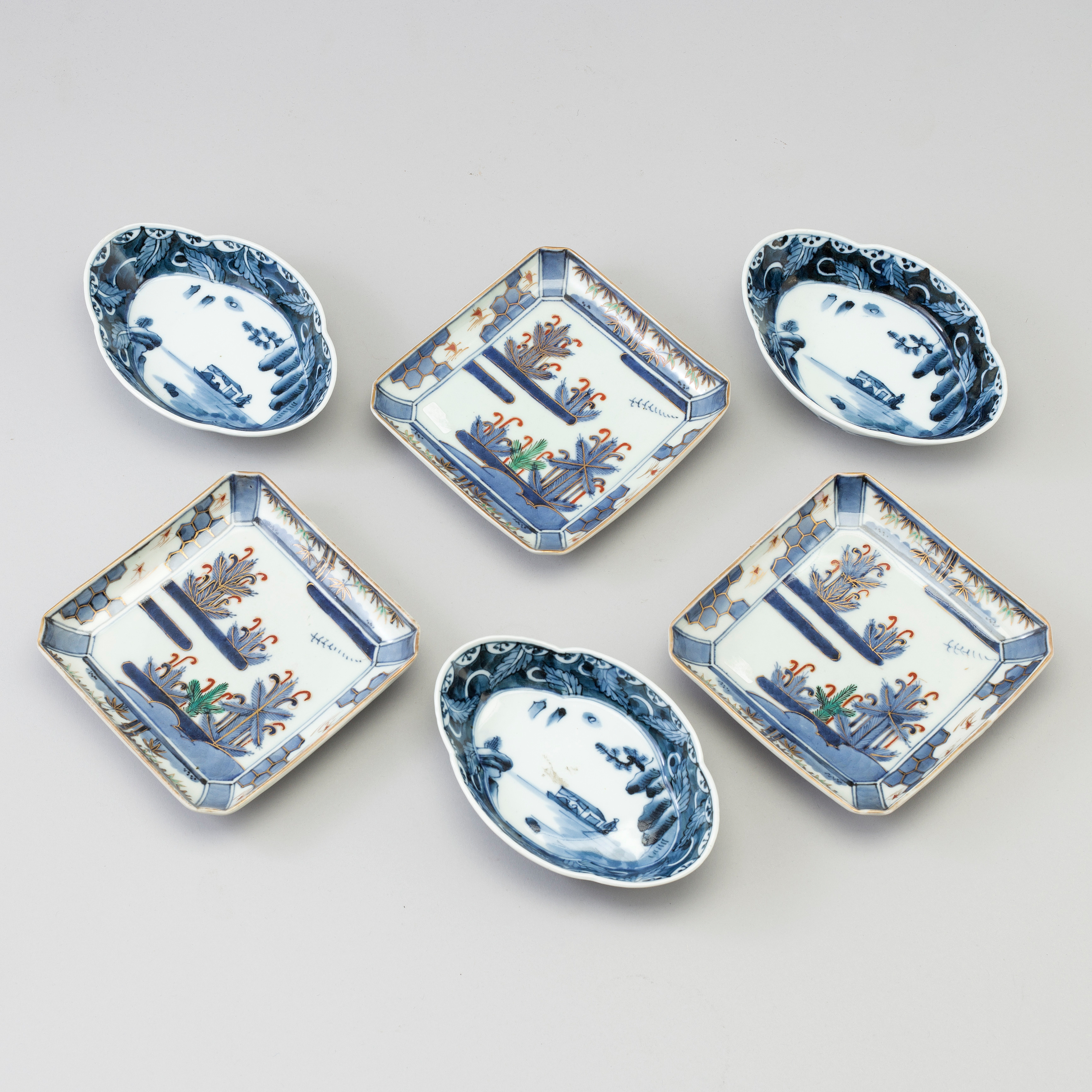 SKÅLAR, tre stycken, samt BRICKOR, tre stycken, porslin. Japan, 1900 ...