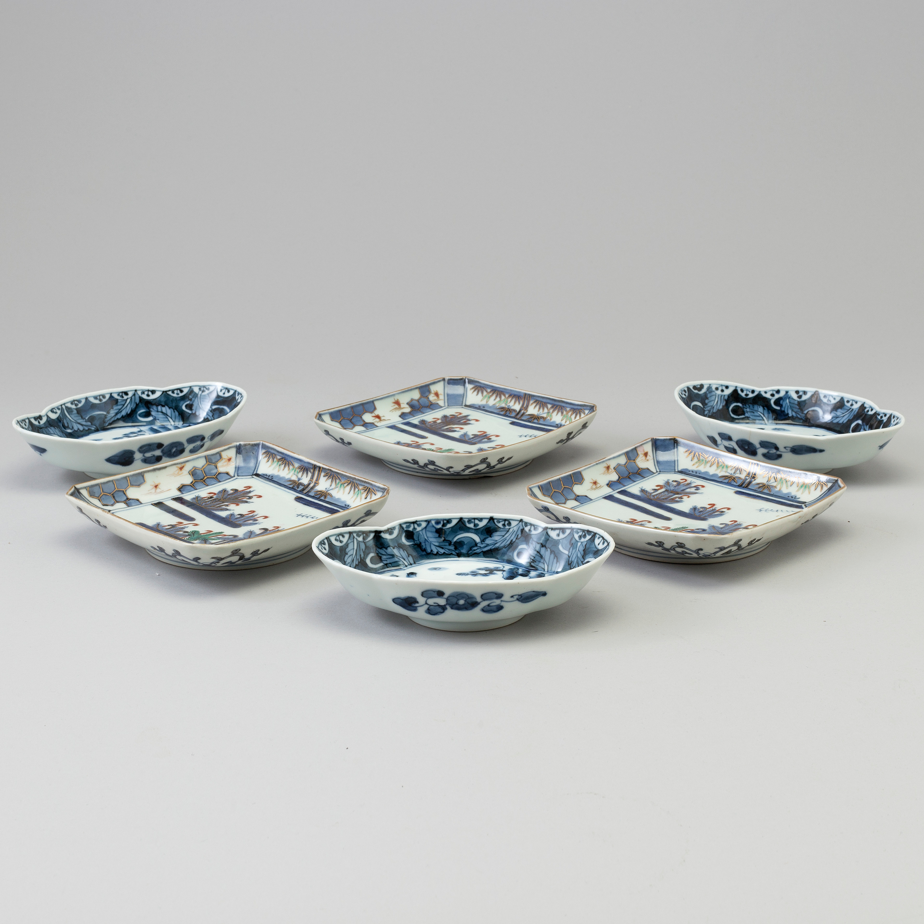 SKÅLAR, tre stycken, samt BRICKOR, tre stycken, porslin. Japan, 1900 ...