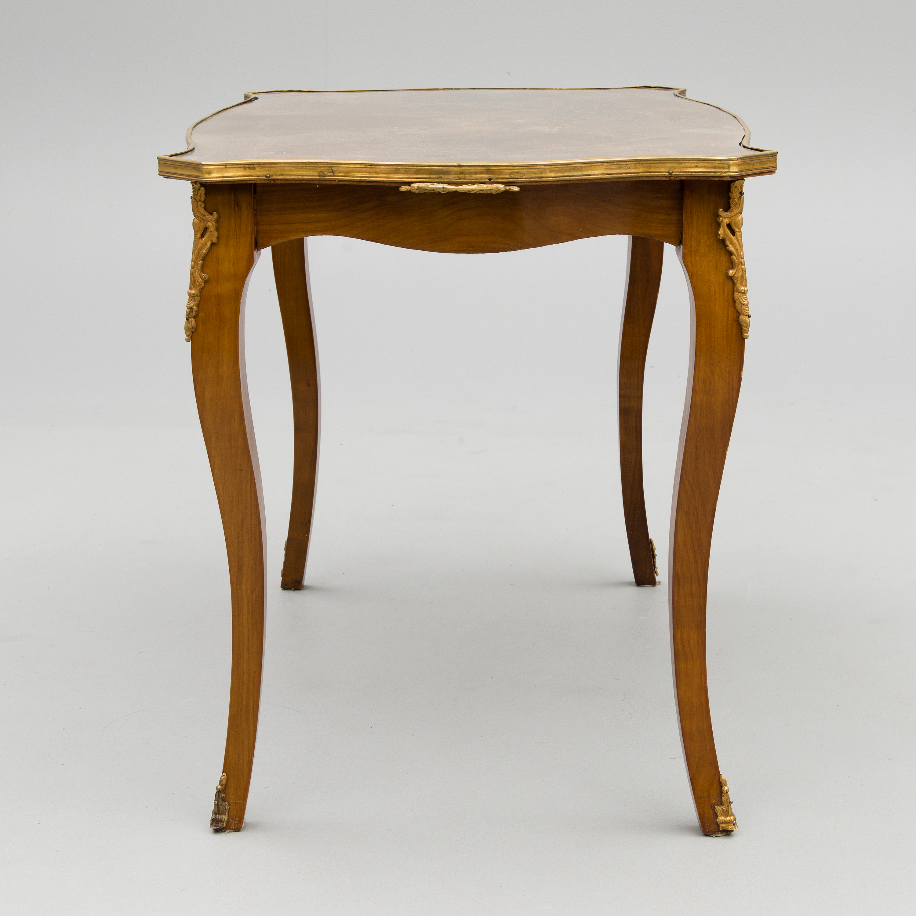 A coffee table from the first half of the 20th Century. - Bukowskis