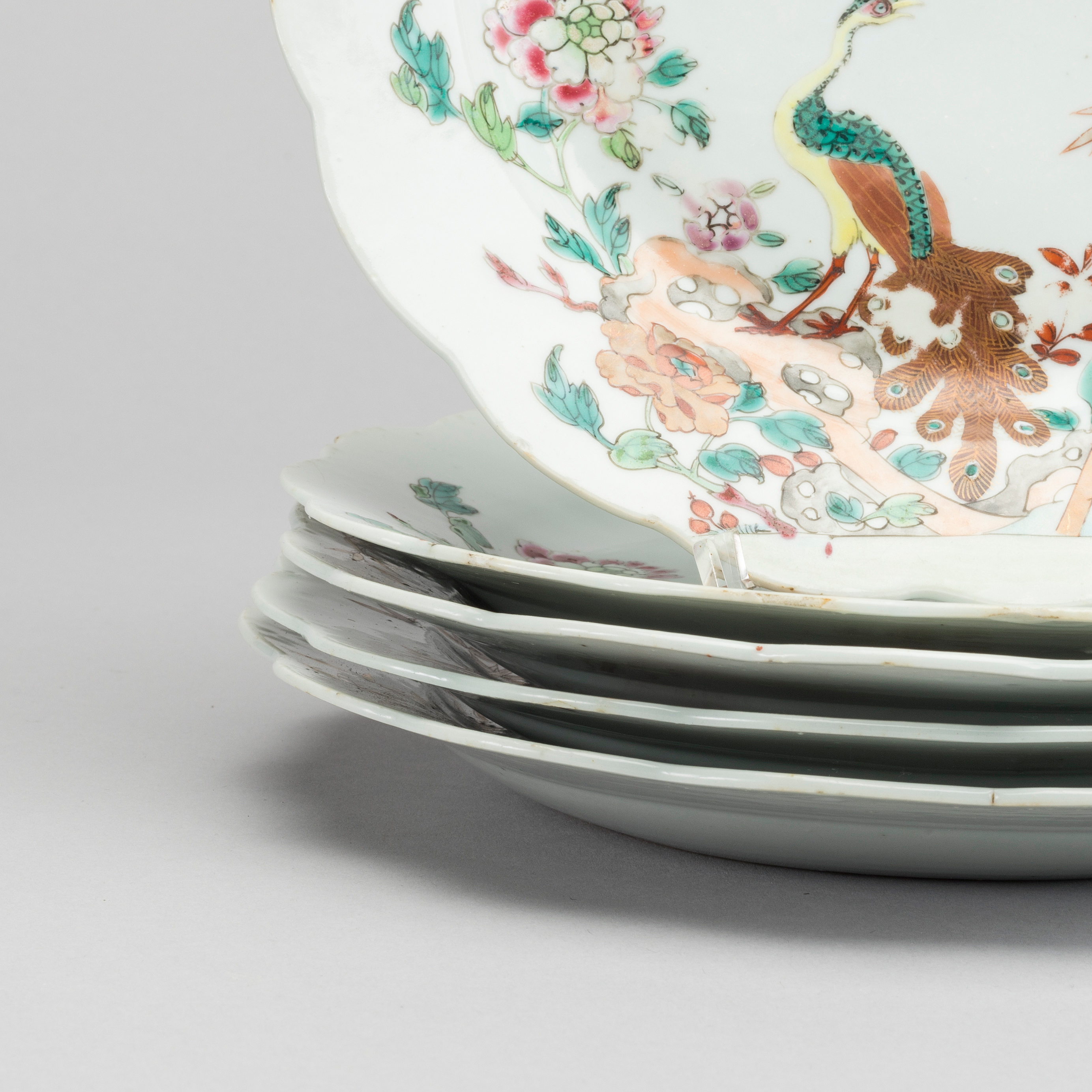 A set of five Chinese Qianlong porcelain plates. - Bukowskis