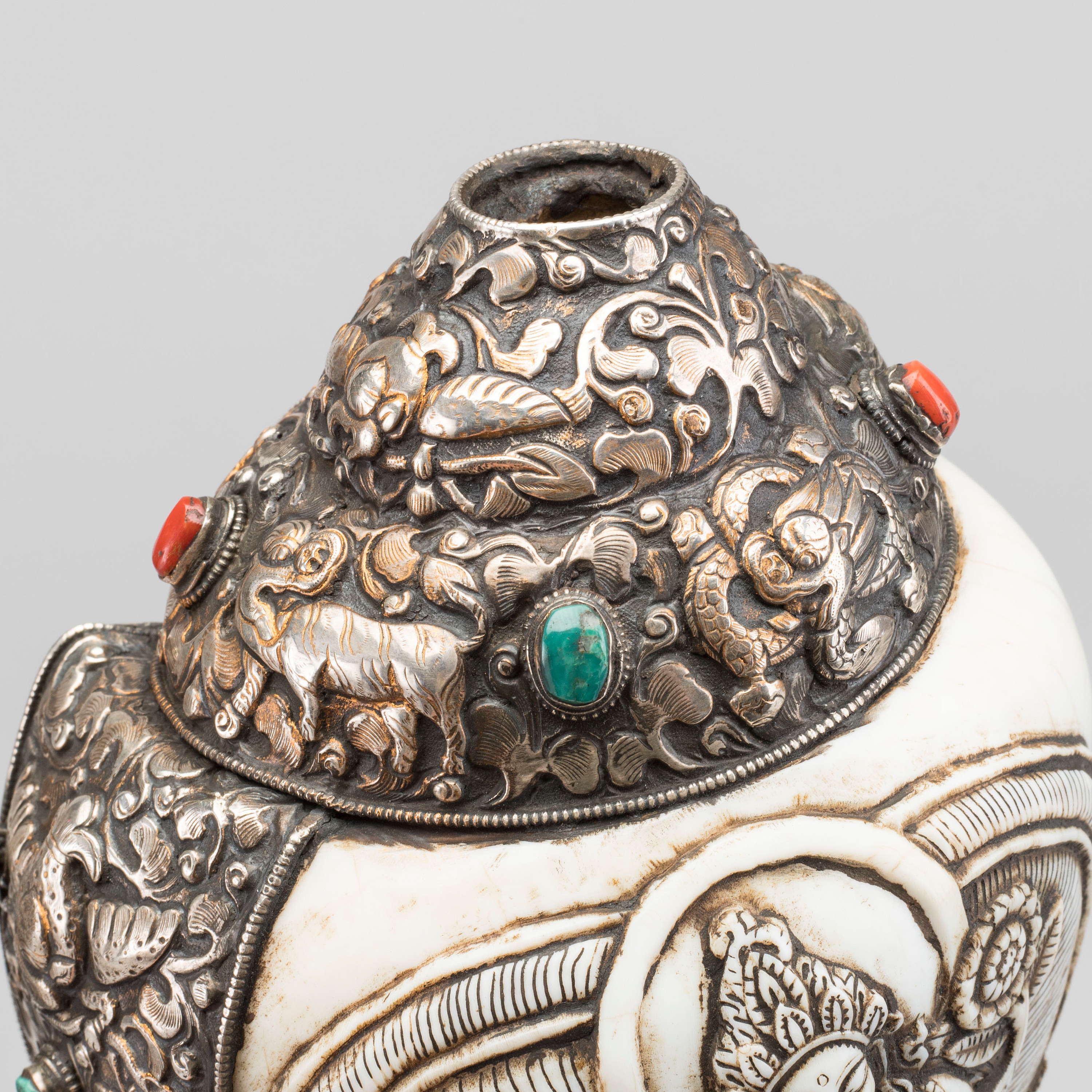 A elaborately decorated ritual Tibetan Conch-shell horn. - Bukowskis