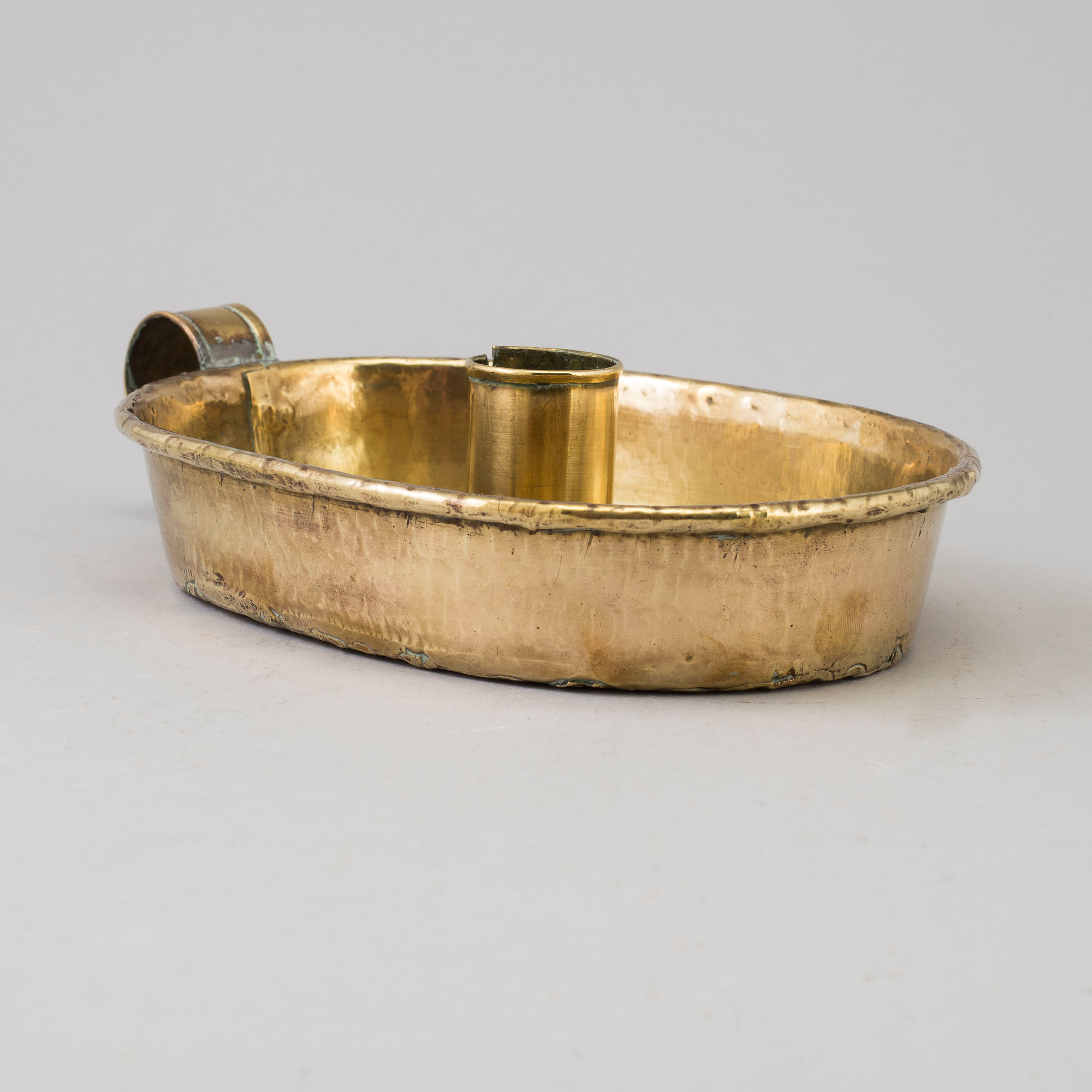 AN 18TH CENTURY BRASS NIGHT LIGHT. - Bukowskis