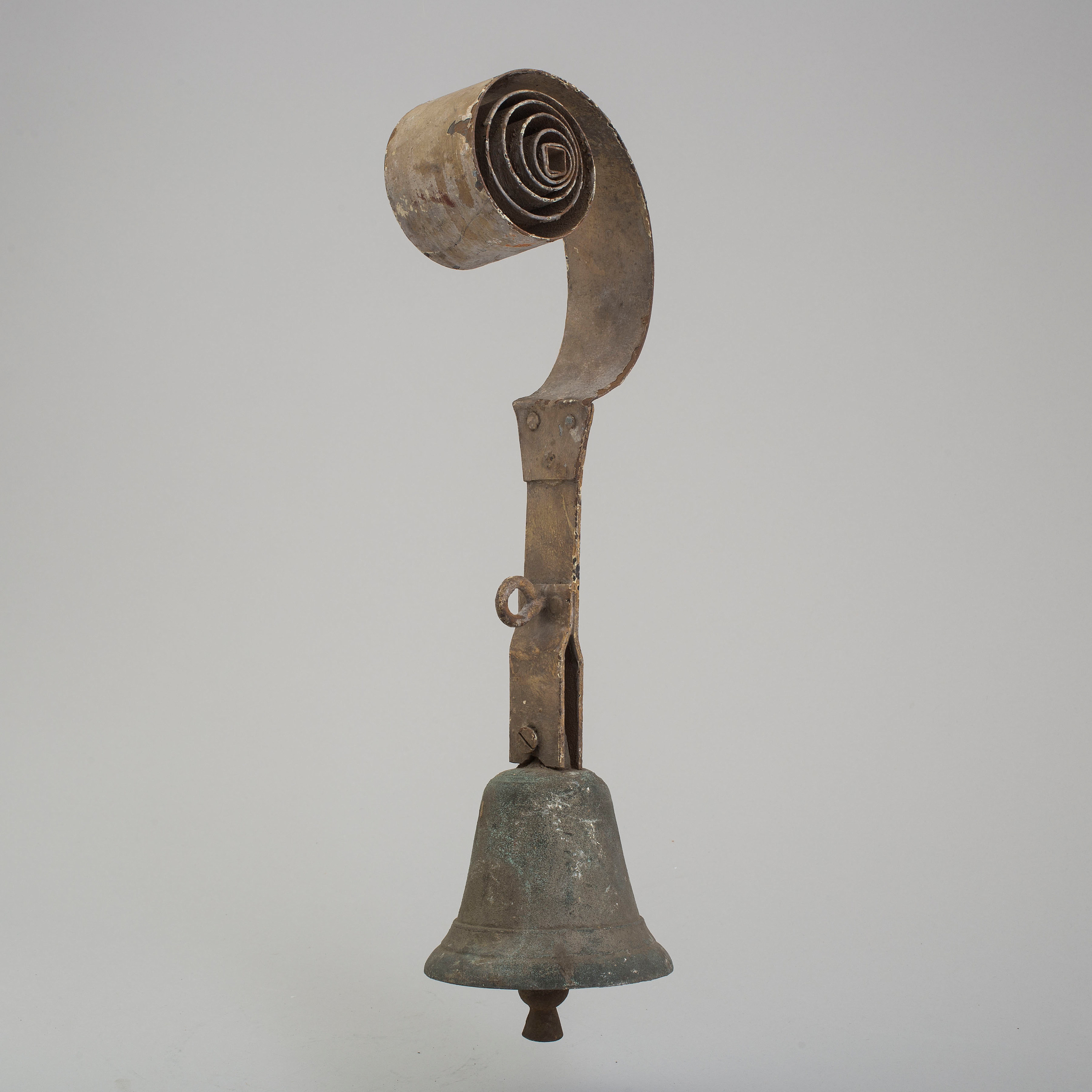 RINGKLOCKA, smide och malm, 1800-tal. - Bukowskis