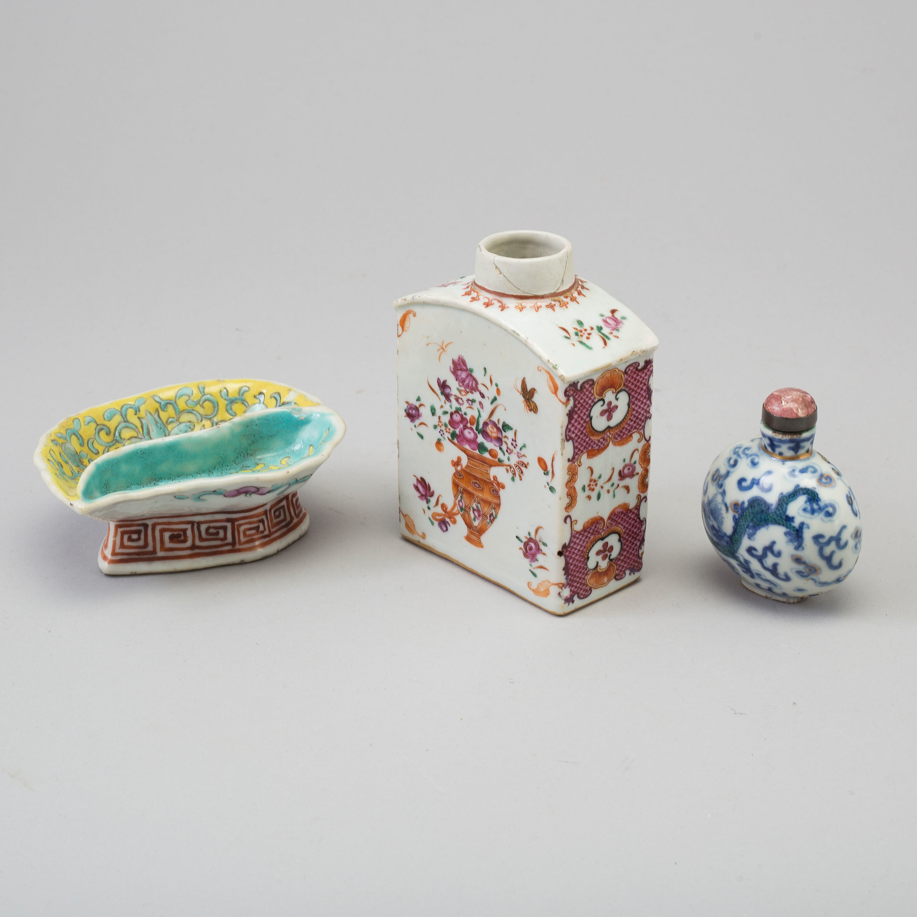 Three porcelain objects, Qing dynasty, 18th century and later. - Bukowskis