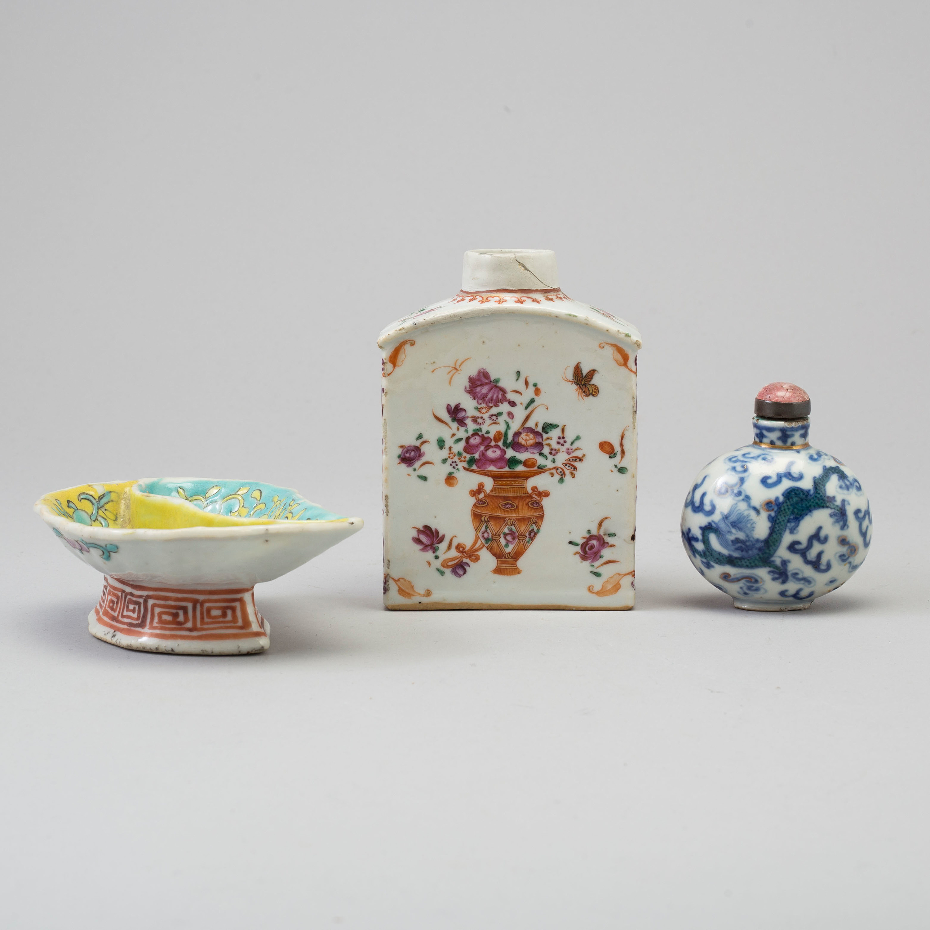 Three porcelain objects, Qing dynasty, 18th century and later. - Bukowskis