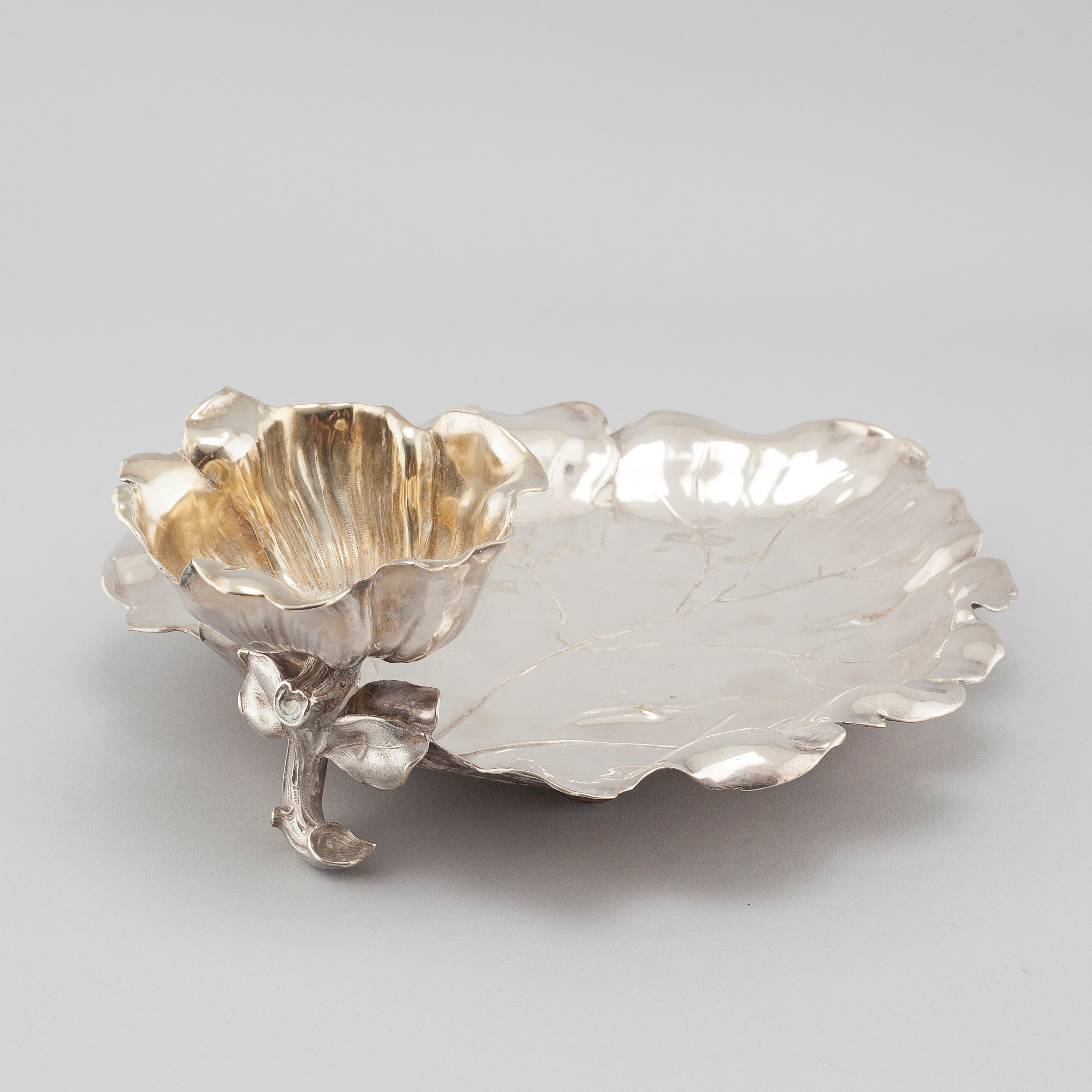A silvered metal serving dish, early 20th century. - Bukowskis