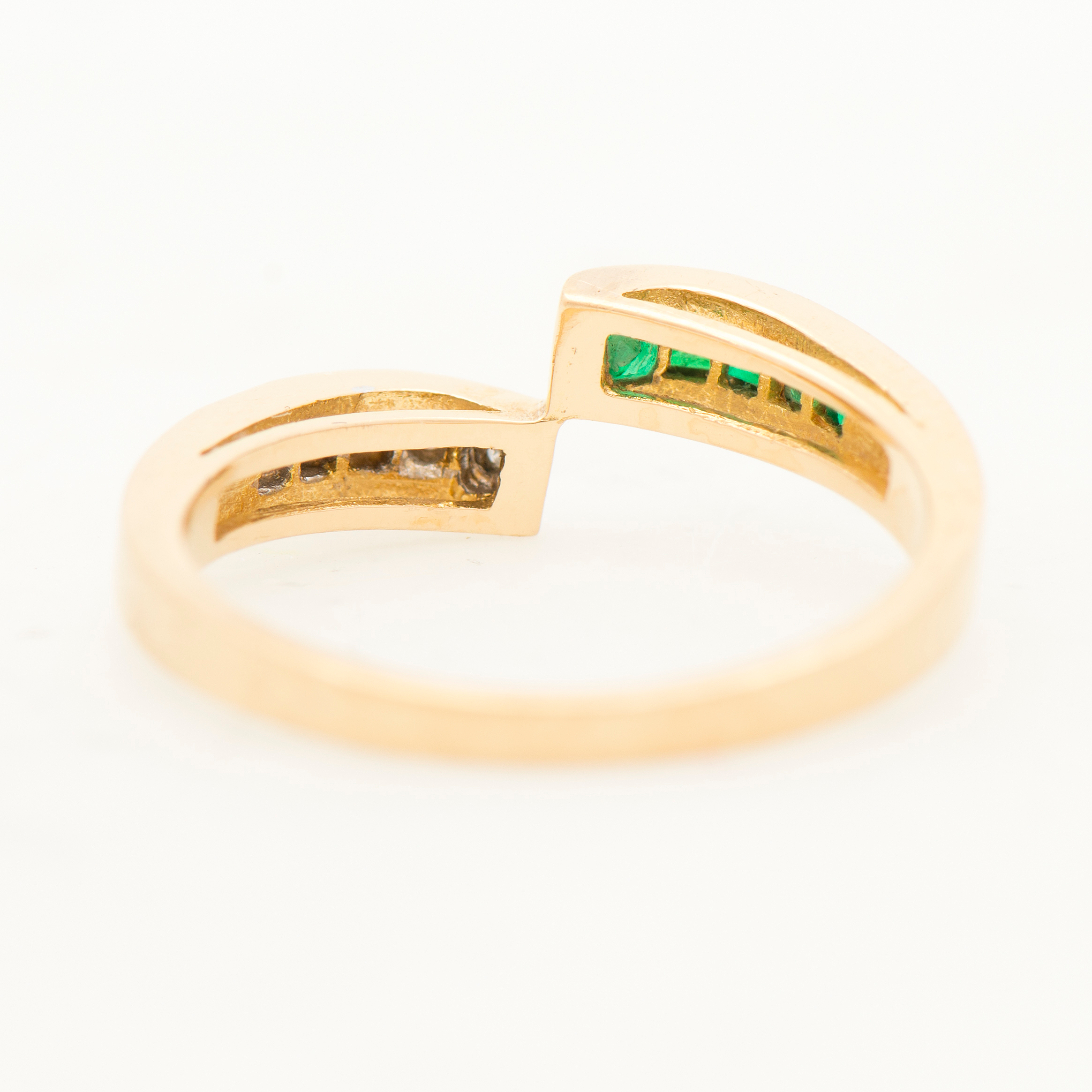 RING, carréslipade smaragder, briljantslipade diamanter, 18K guld. - Bukowskis