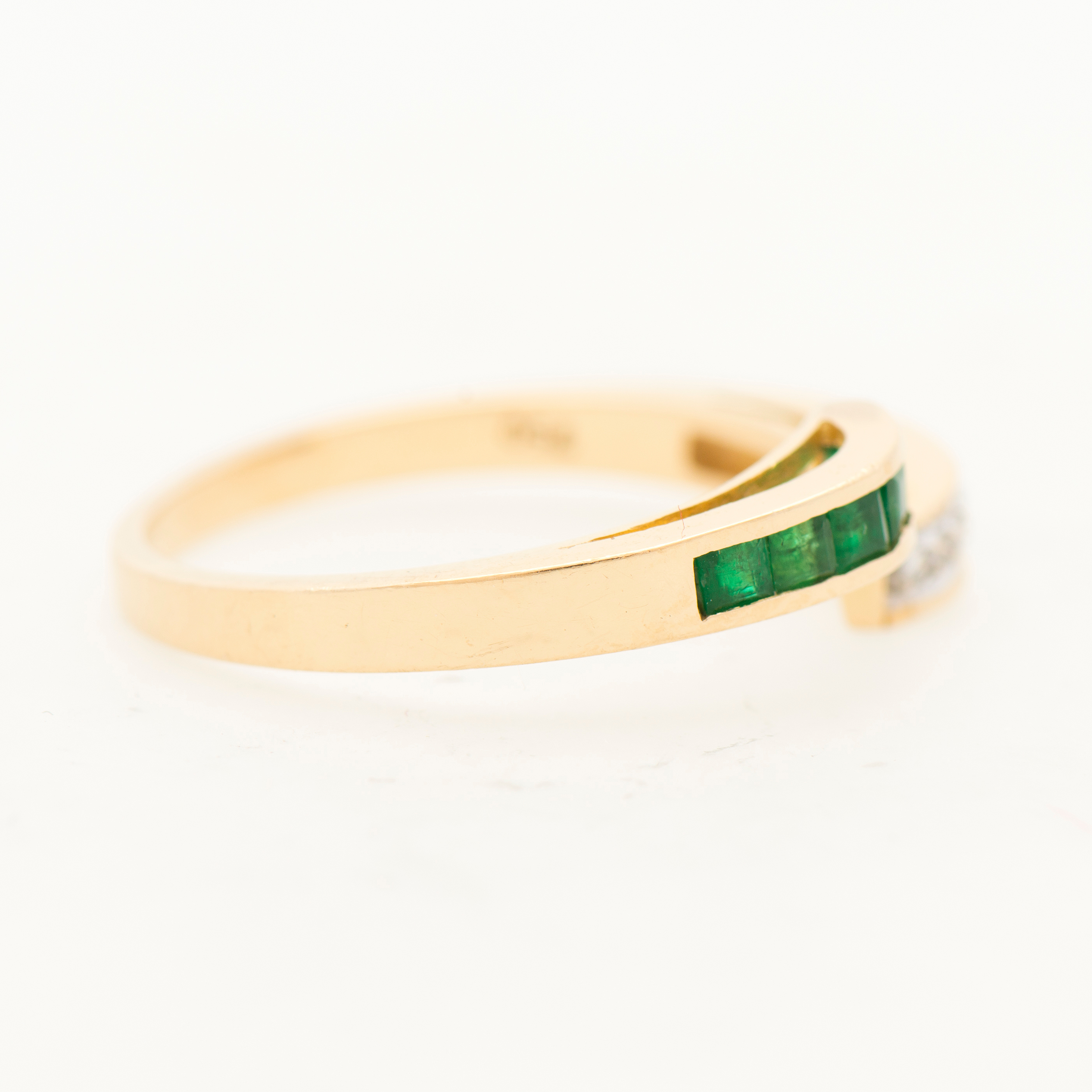 RING, carréslipade smaragder, briljantslipade diamanter, 18K guld. - Bukowskis