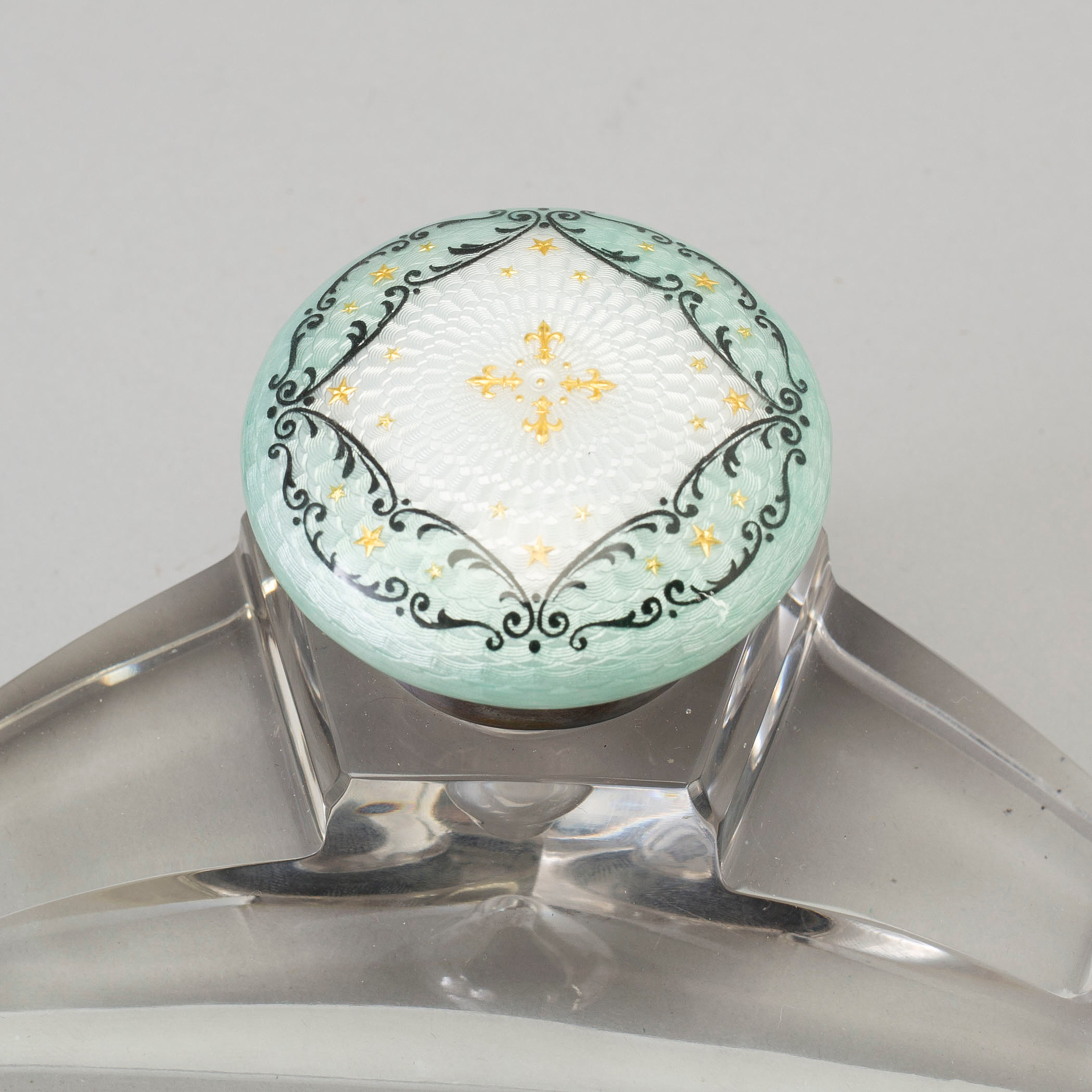 An inkwell and a four part desk utensil set. - Bukowskis