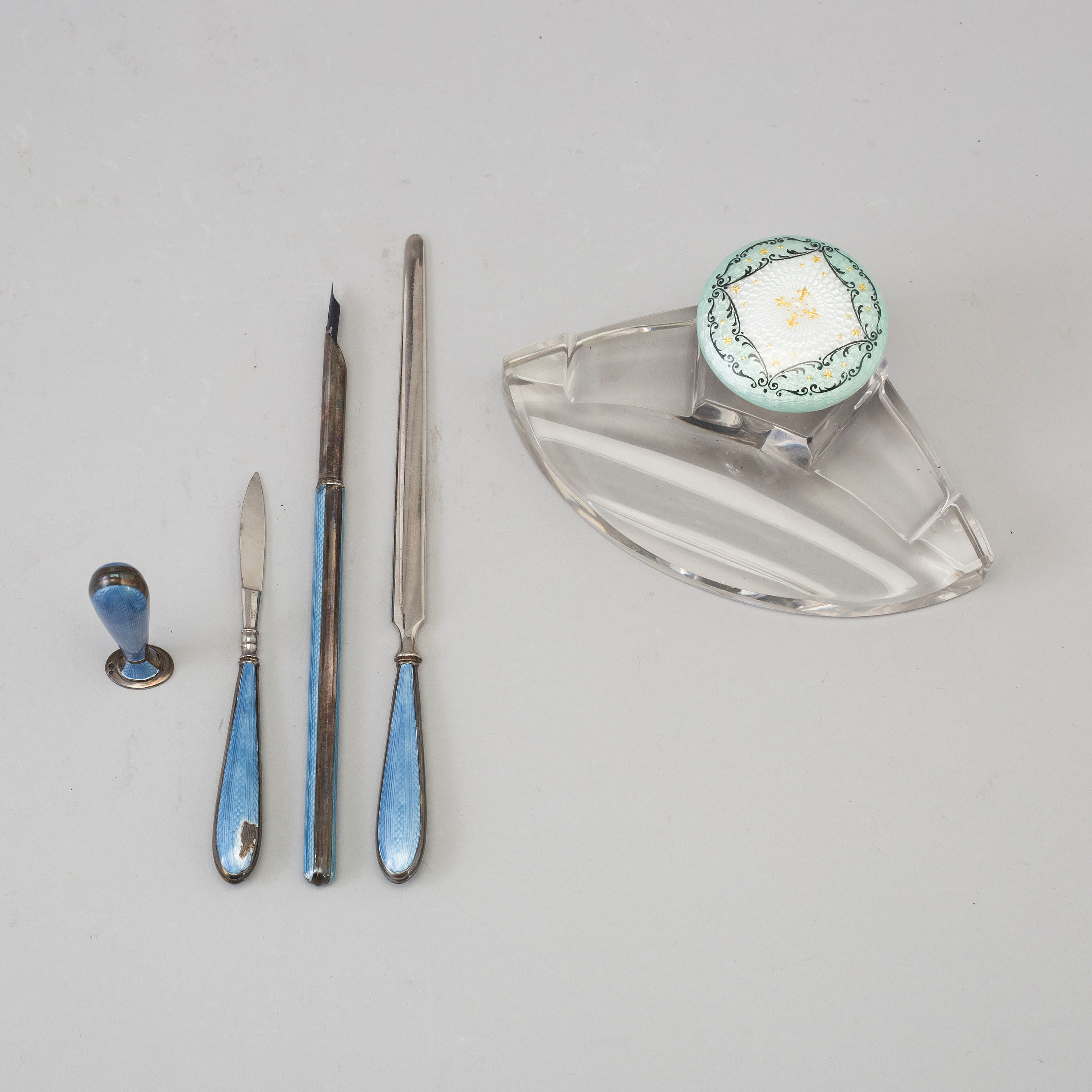 An inkwell and a four part desk utensil set. - Bukowskis