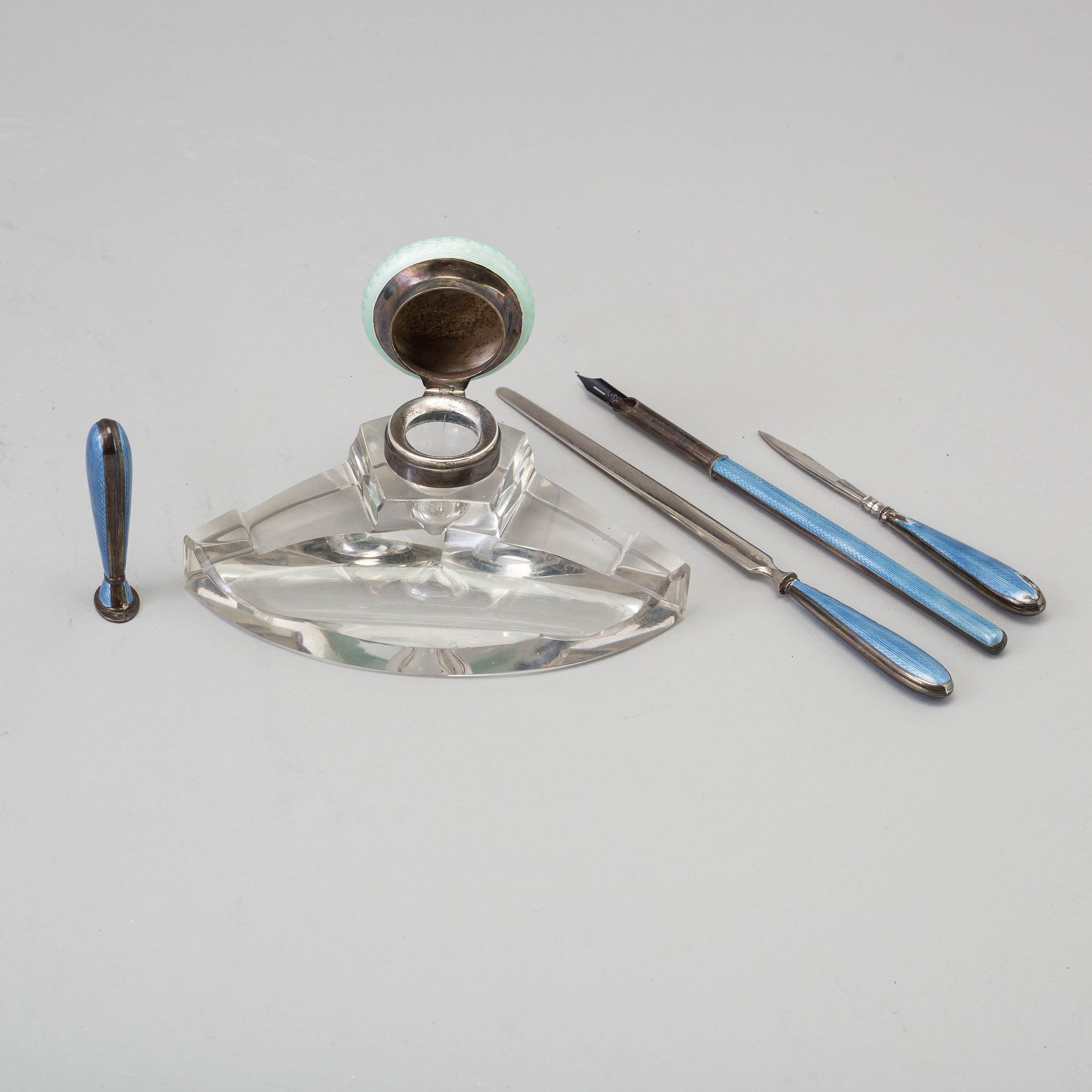 An inkwell and a four part desk utensil set. - Bukowskis