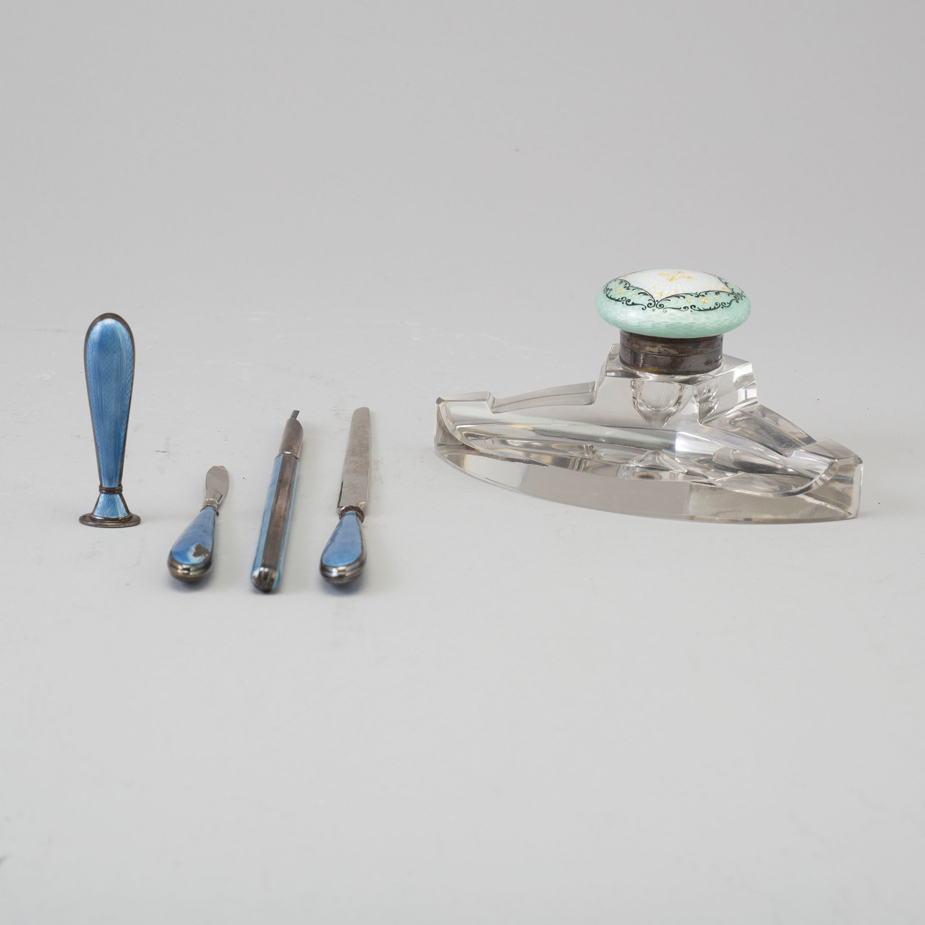 An inkwell and a four part desk utensil set. - Bukowskis