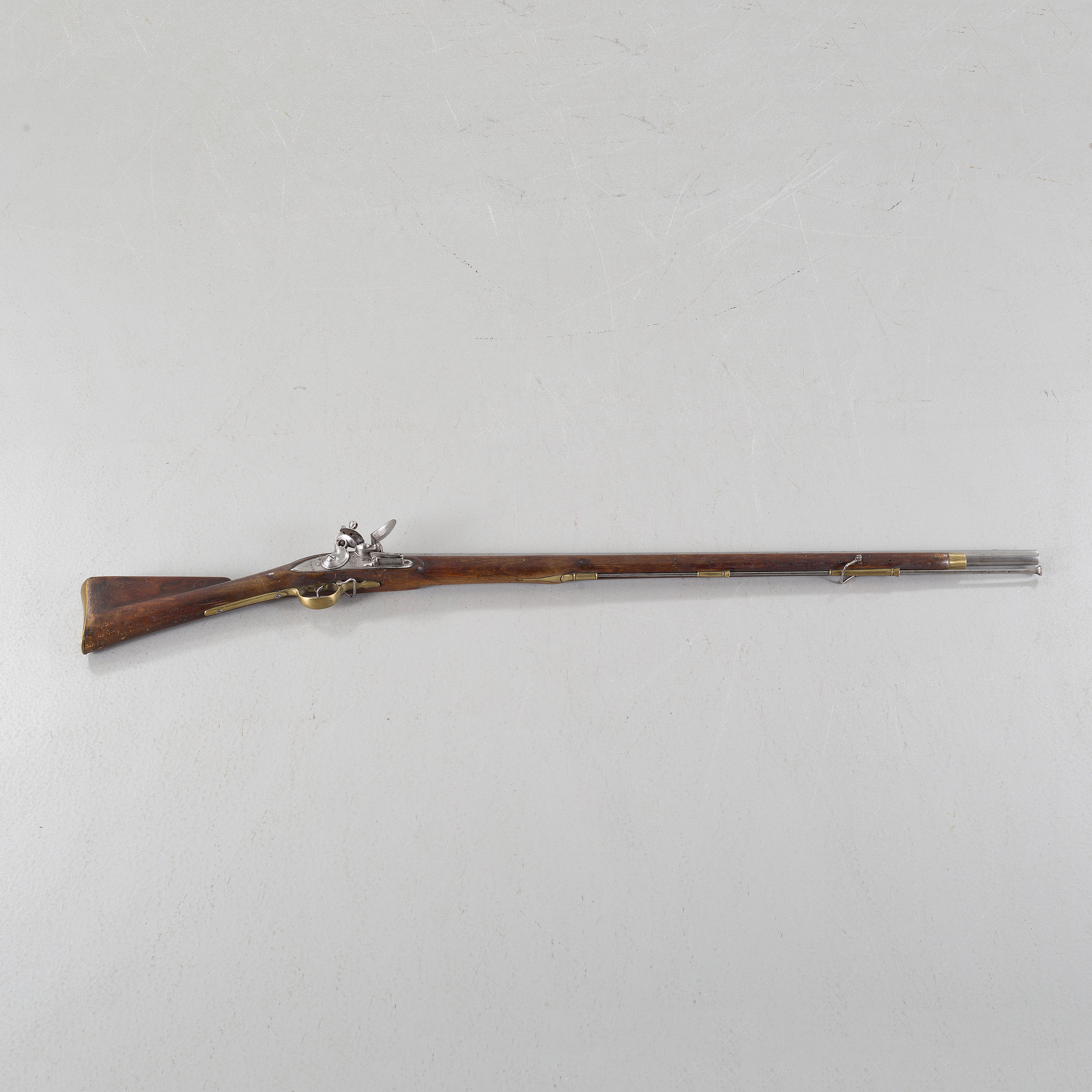 A flintlock rifle from Tower, England, around the year 1800. - Bukowskis